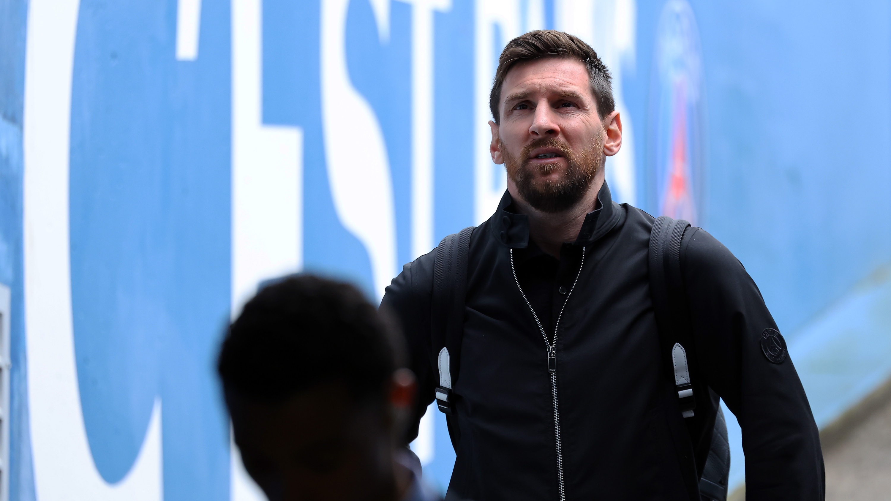 Mob Of Fans Surround A Restaurant Hoping To See Lionel Messi