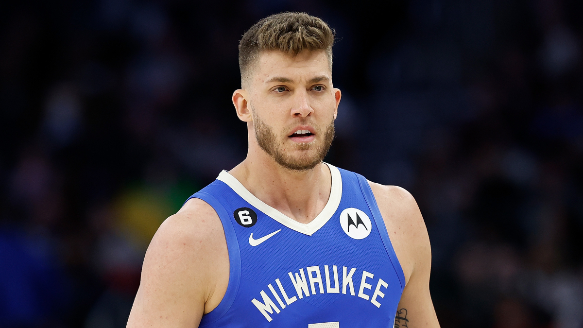 Bucks C Meyers Leonard Caught Cheering For The Heat