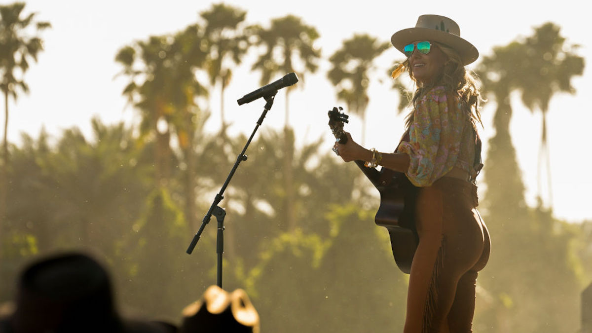 Country Star Lainey Wilson's Latest Tour Outfit Goes Viral