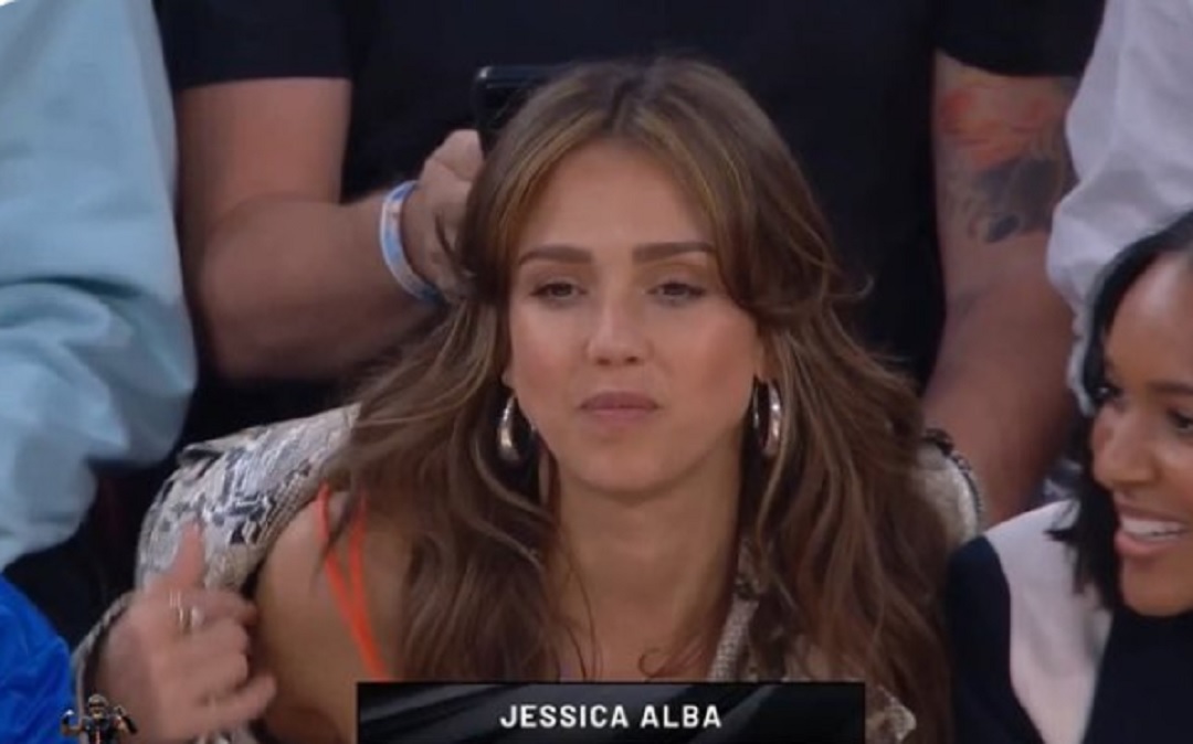 Jessica Alba Goes Viral While Sitting Courtside During Knicks-Heat ...