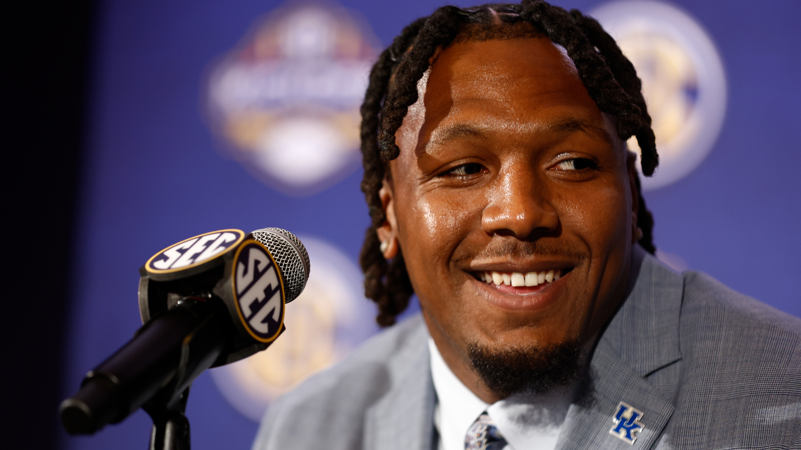 JJ Weaver Going Viral For 6-Finger Hand, Unique Nike Partnership