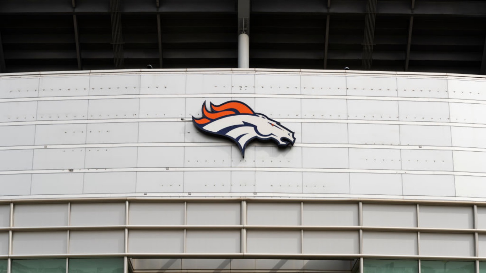 Denver Broncos Cut Tight End Albert Okwuegbunam