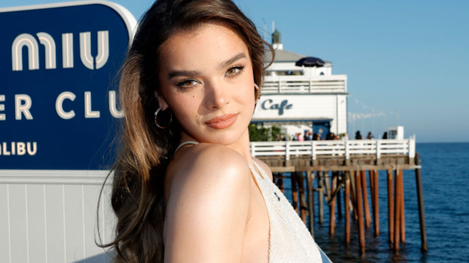 Hailee Steinfeld Lights Up Instagram With Stunning Set Of Photos