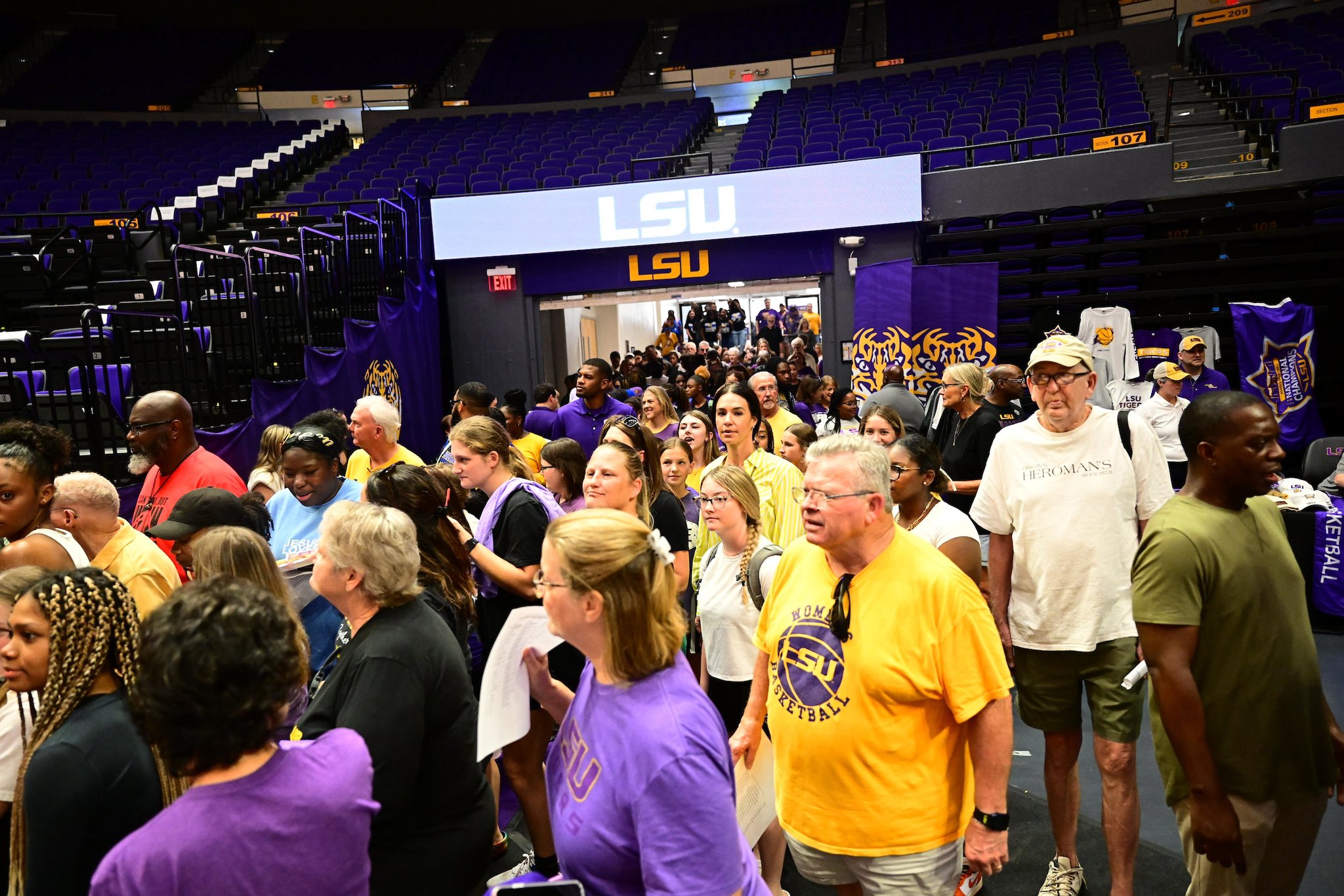 Hailey Van Lith Balls Out As LSU's 1st Practice Draws Huge Crowd