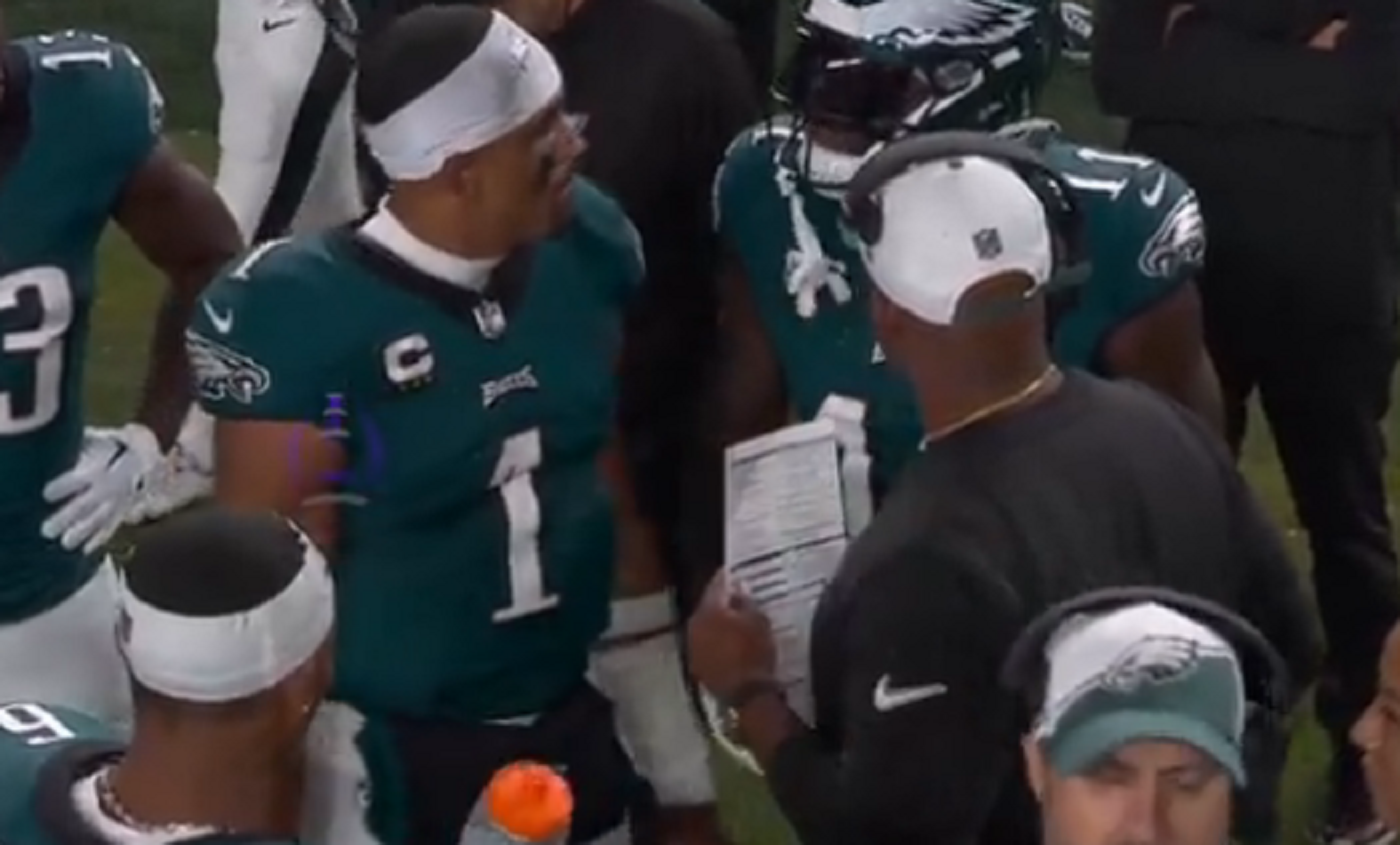 Eagles WR AJ Brown Gets Heated, Yells At QB Jalen Hurts On The Sideline - BroBible