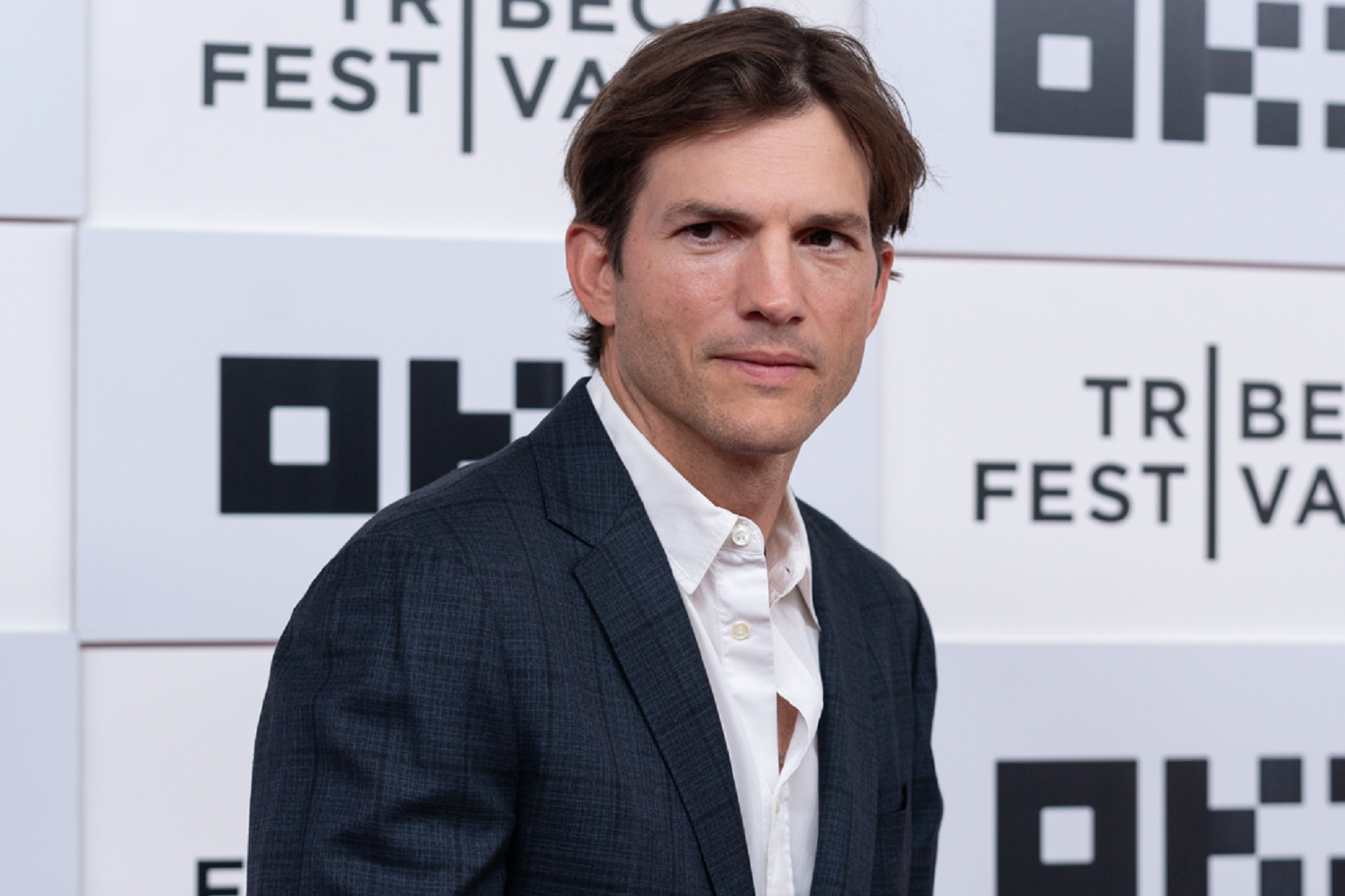 Ashton Kutcher's Creepy Comments About 15-Year Old Hillary Duff ...