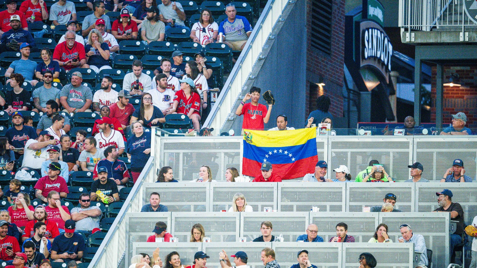 Braves Fan Snags HR With Kid In Hand, Throws Ball Back In Play