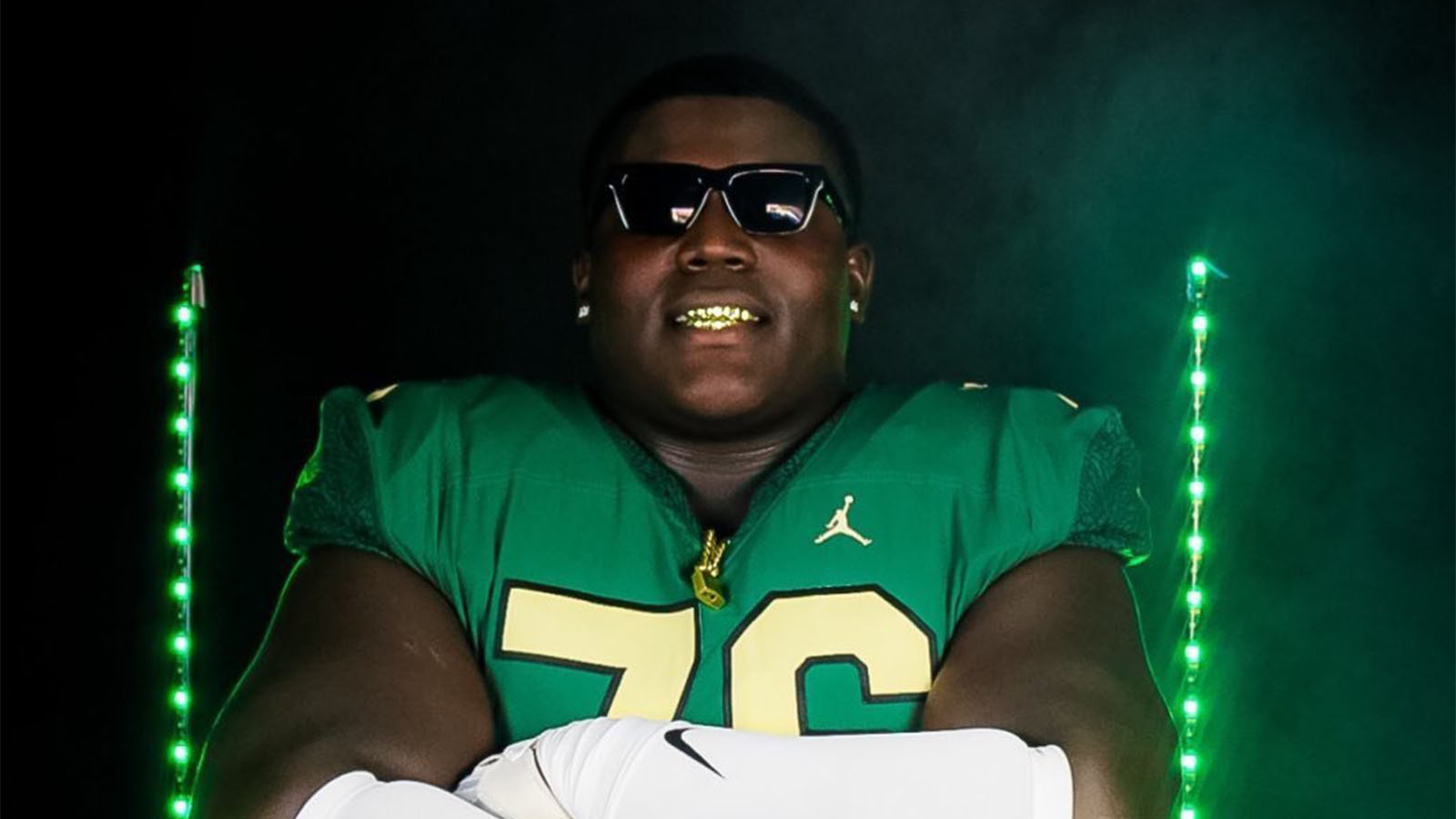 Giant Texas HSFB Lineman Dwarfs Steve Sarkisian, Eats Defenses