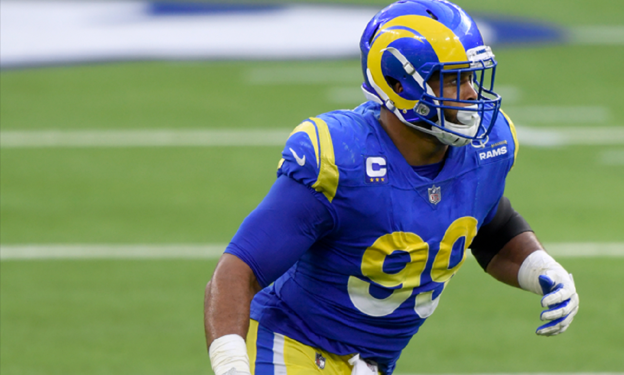Geno Smith Nearly Craps His Pants After Seeing Aaron Donald Chasing Him ...