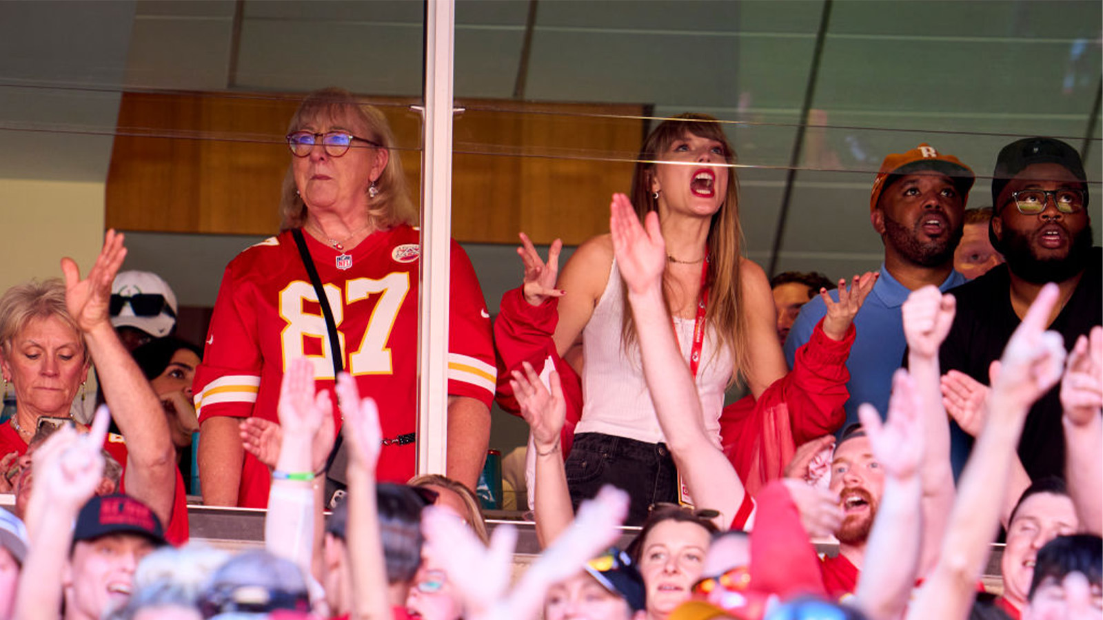 Patrick Mahomes, Chiefs Awestruck By Taylor Swift In Viral Video