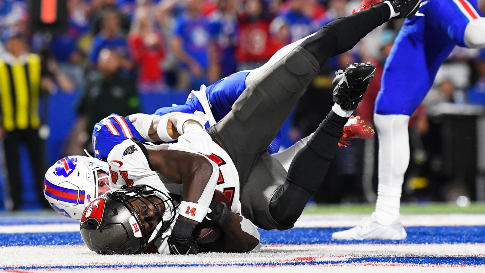 Bucs WR Chris Godwin Lets Perfect Hail Mary Pass Fall To Ground