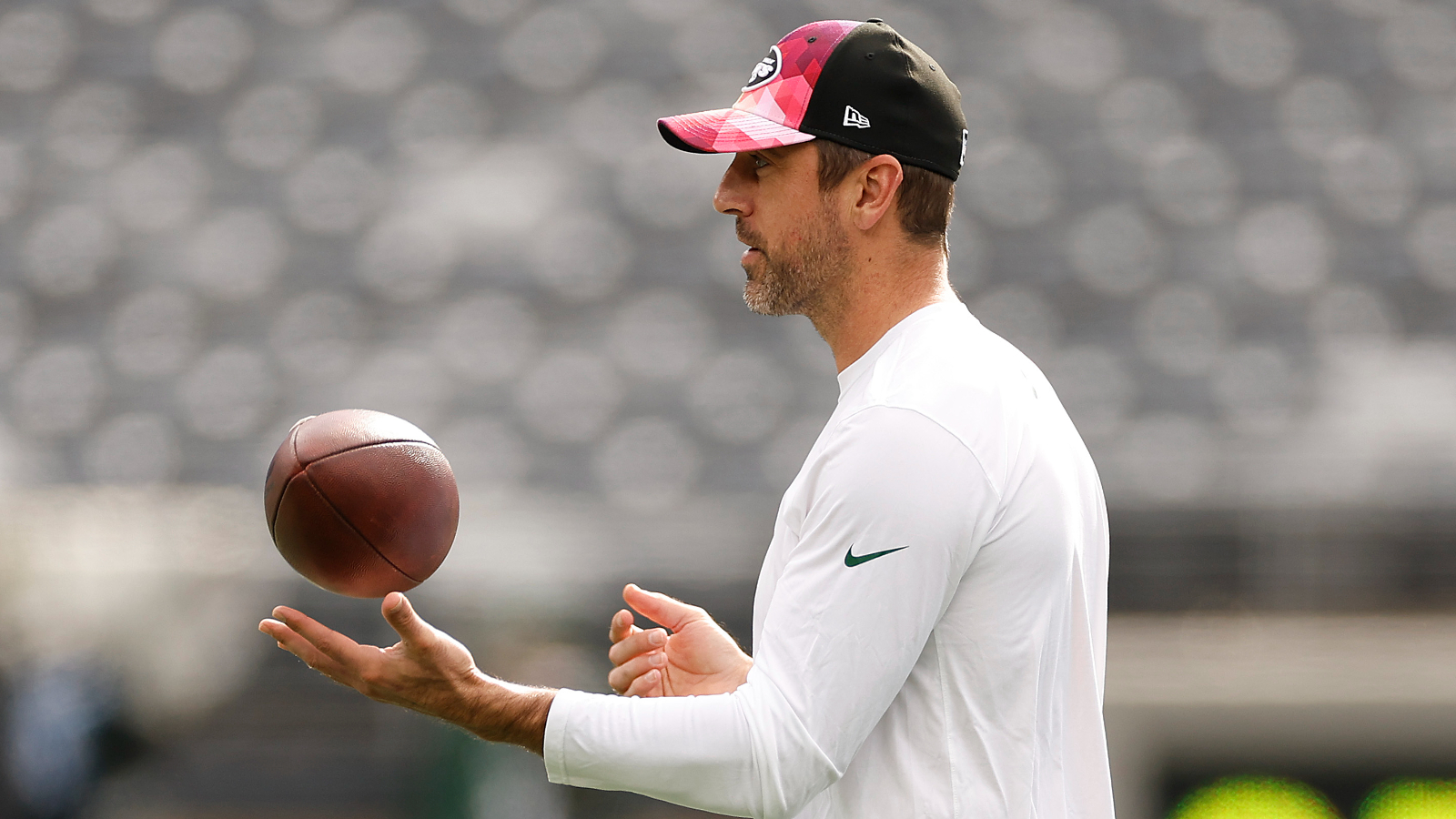 Aaron Rodgers Throwing On Field 1 Month After Injury (Video)