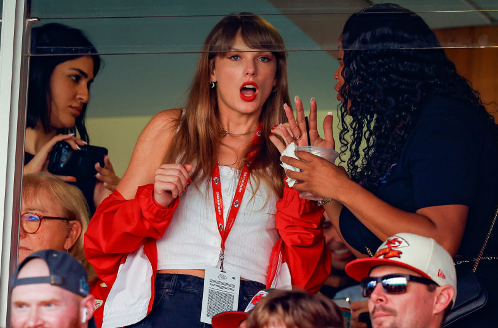 Giants Fans Loudly Boo Taylor Swift Every Time Her Ad Is Shown On ...