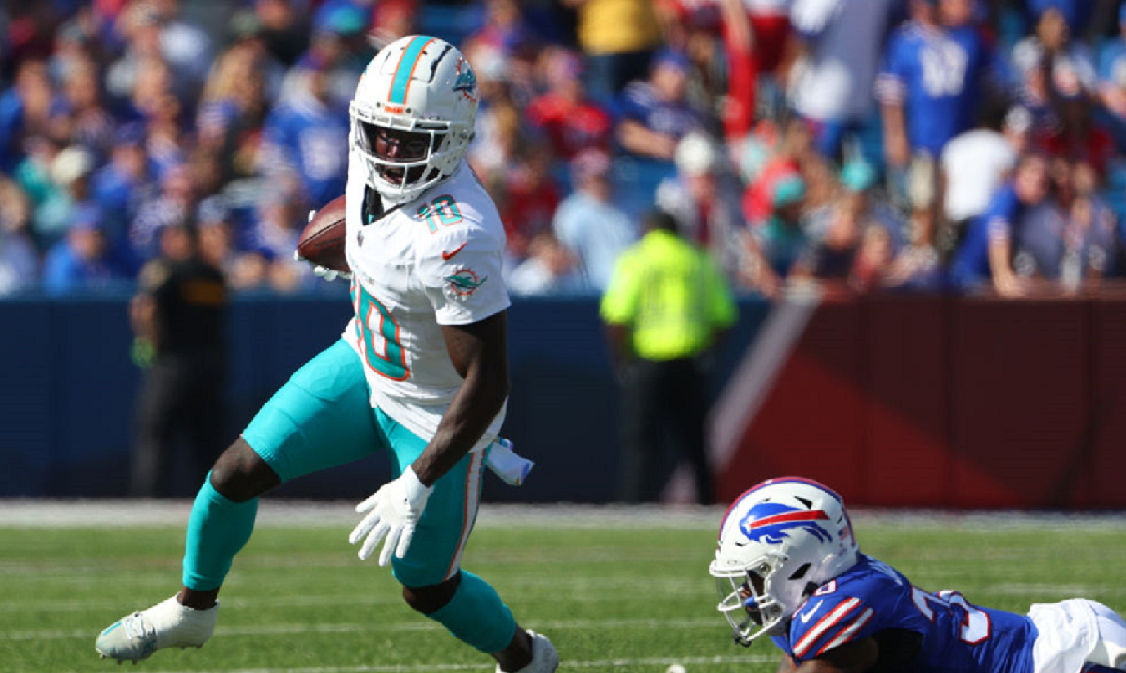 Tyreek Hill Clocked At 22 MPH During Insanely Fast Run, Overtakes ...