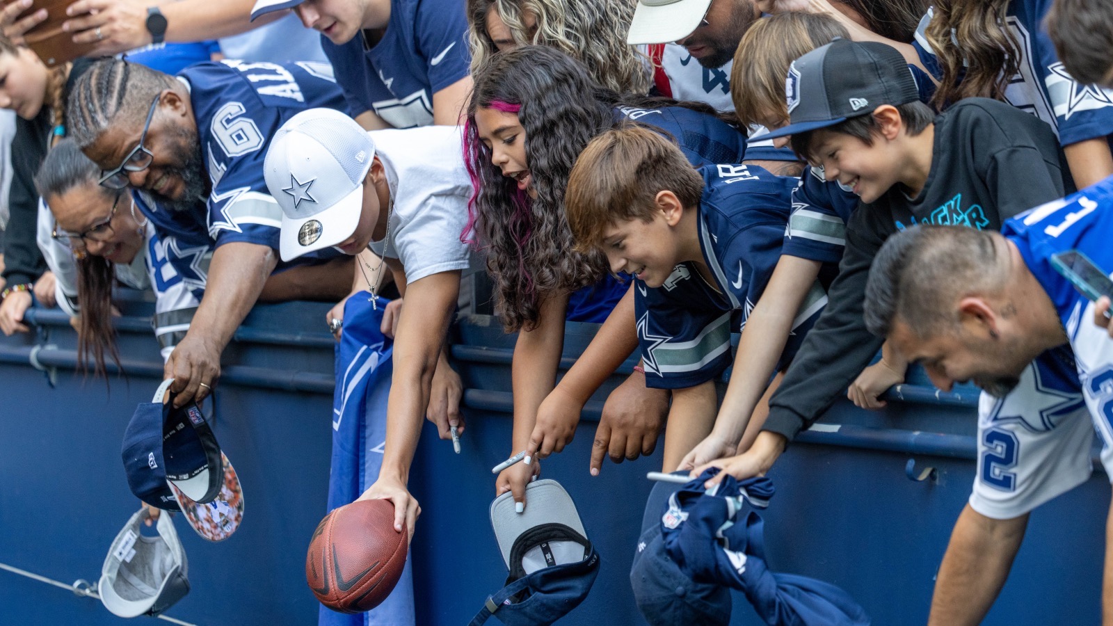 Cowboys Fans Sprint Into Stadium Ahead Of Thanksgiving Game
