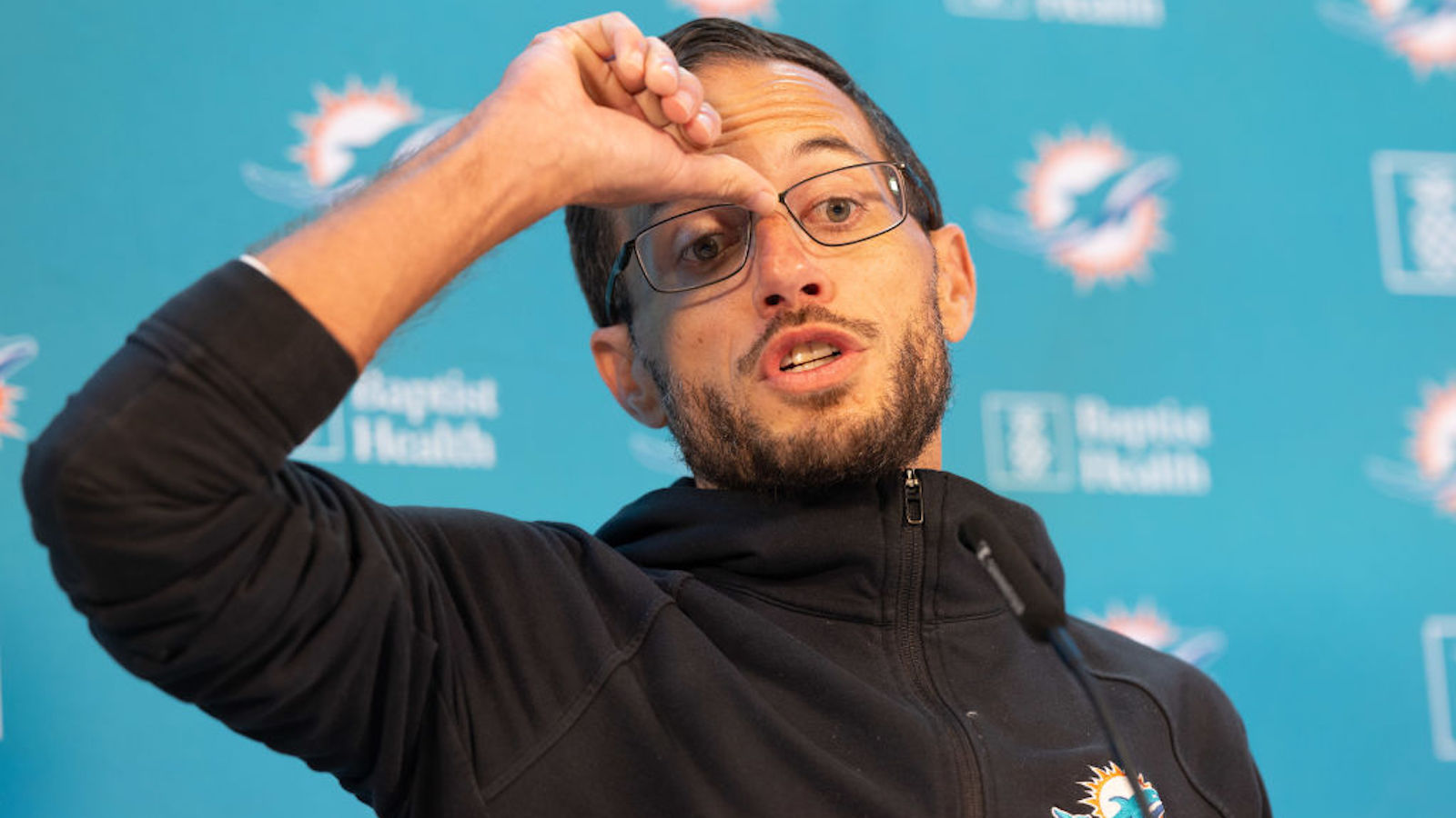 Mike McDaniel Cracks Joke At German Presser, It Falls Flat (Video)