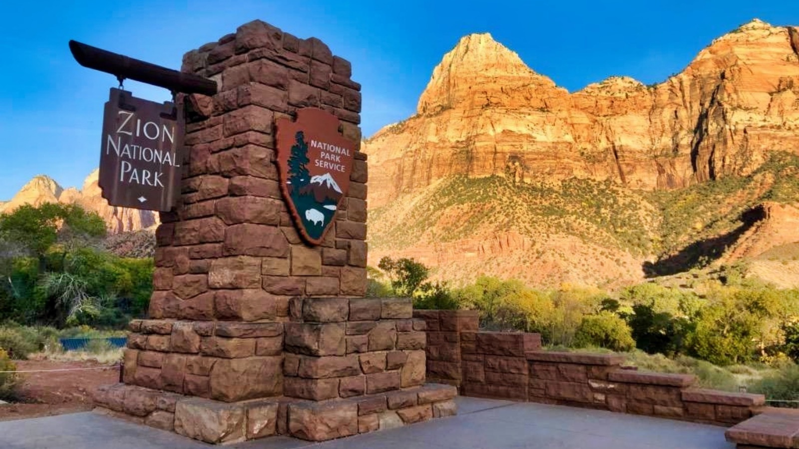 Hikers Capture Rock Slide 'Avalanche' At Zion National Park
