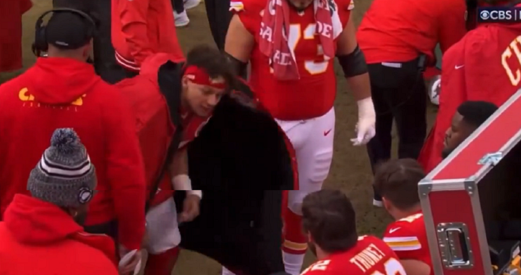 Heated Patrick Mahomes Yells At His Offensive Line On The Sidelines ...