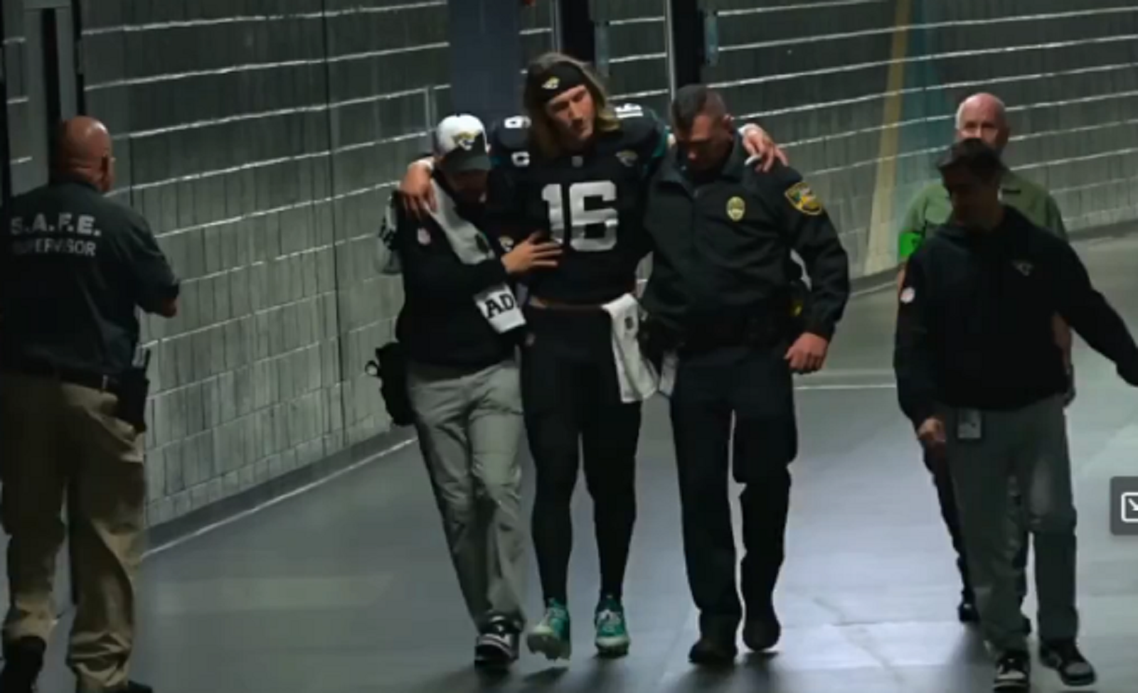 Fans Blast Jaguars For Having Trevor Lawrence Walk With Injury Instead ...