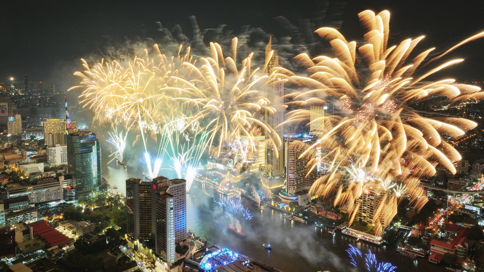 Pilot Flies FPV Drone Through NYE Fireworks In Amazing Footage