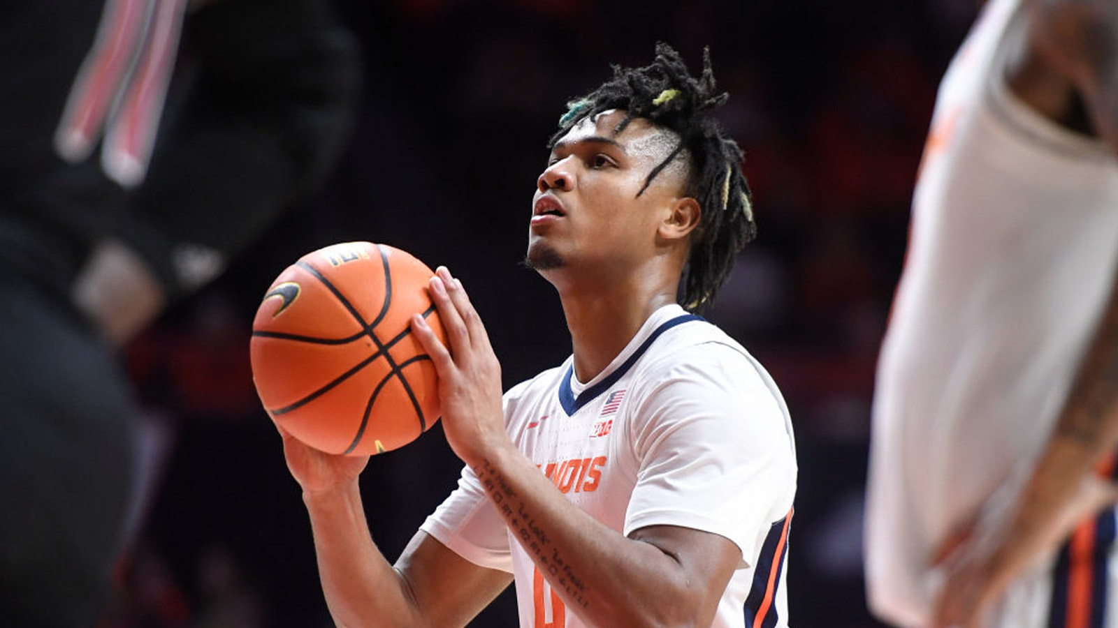 Illinois Fans Give Big Ovation To Hoops Star Facing Felony Charge