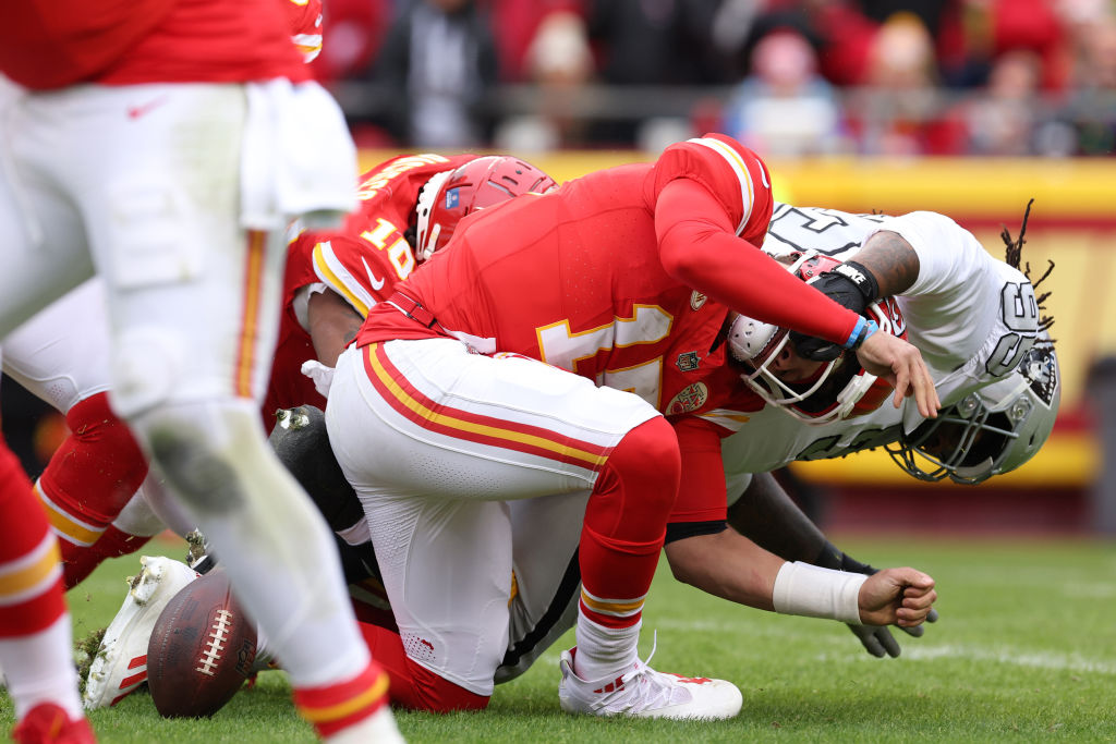 Raiders Use Michael Jordan Strategy To Beat Up Patrick Mahomes