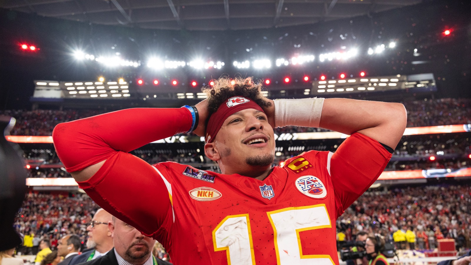 Patrick And Brittany Mahomes Share A Kiss With Lombardi Trophy