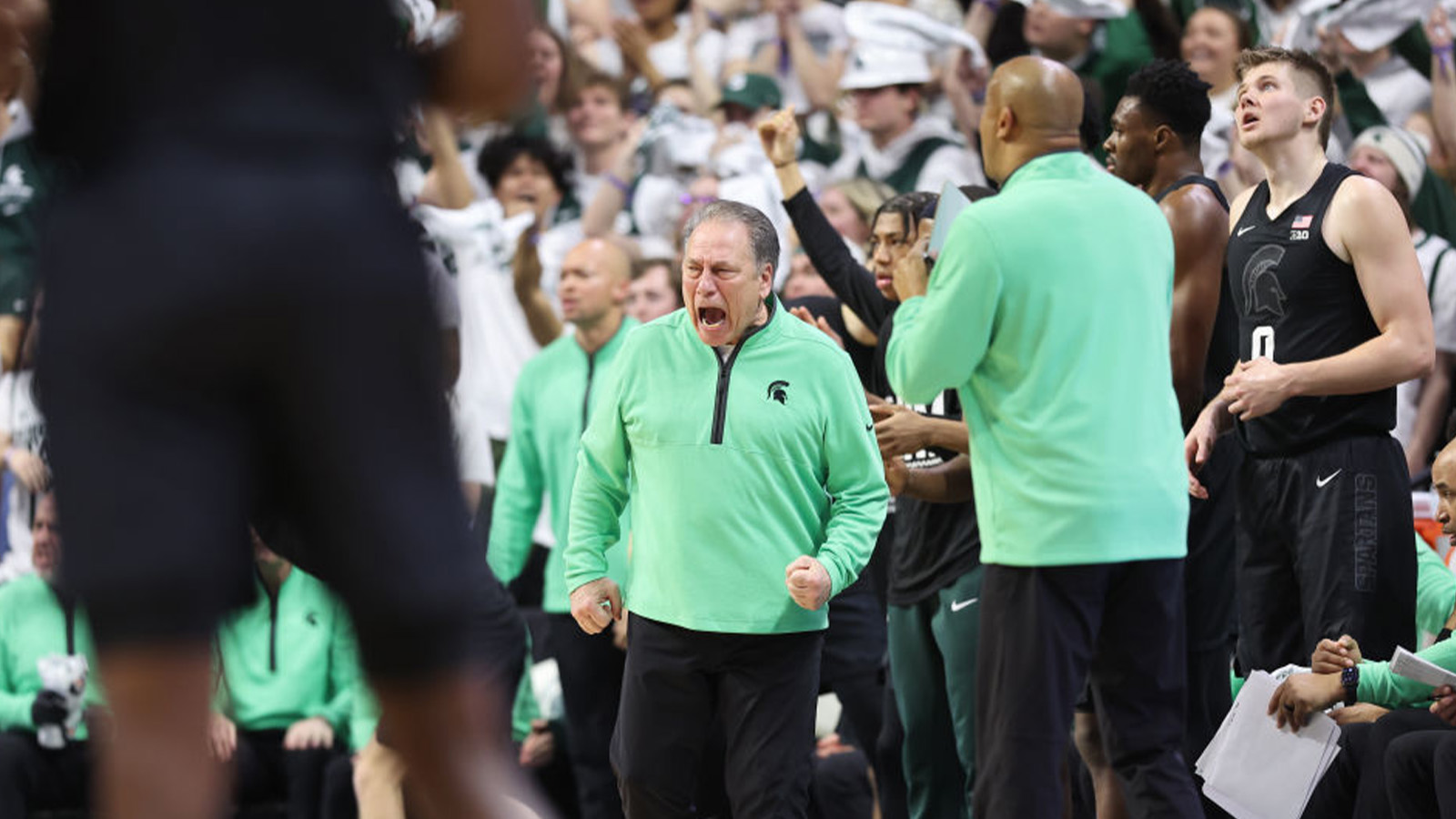 Tom Izzo Bizarrely Storms Onto Court Mid-Game To Berate Player