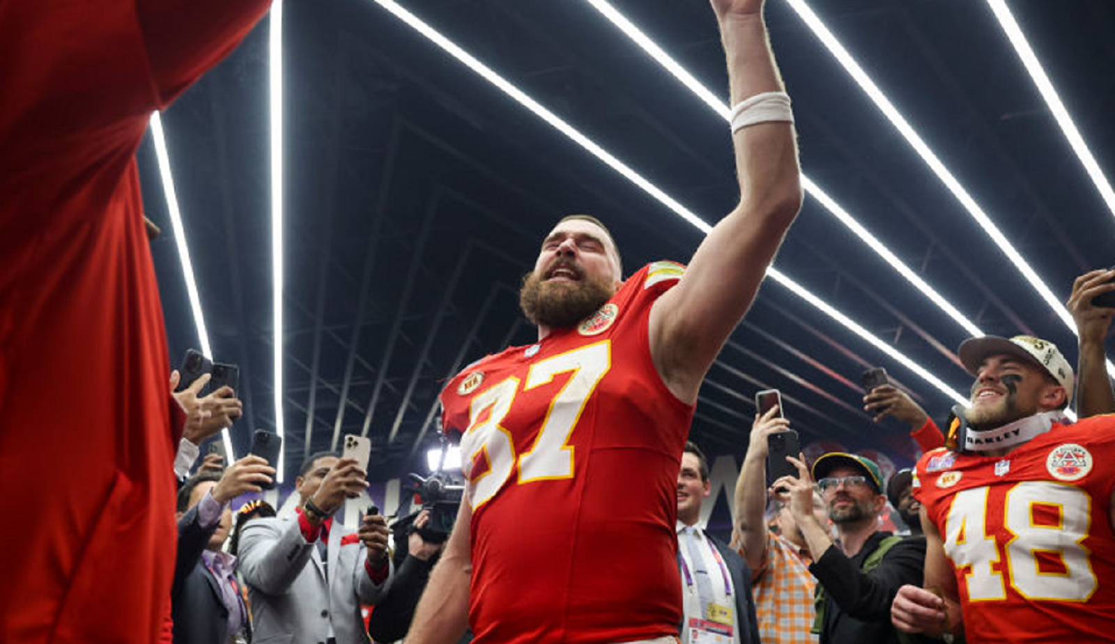Drunk Travis Kelce Sings Taylor Swift Songs With Swifties While ...