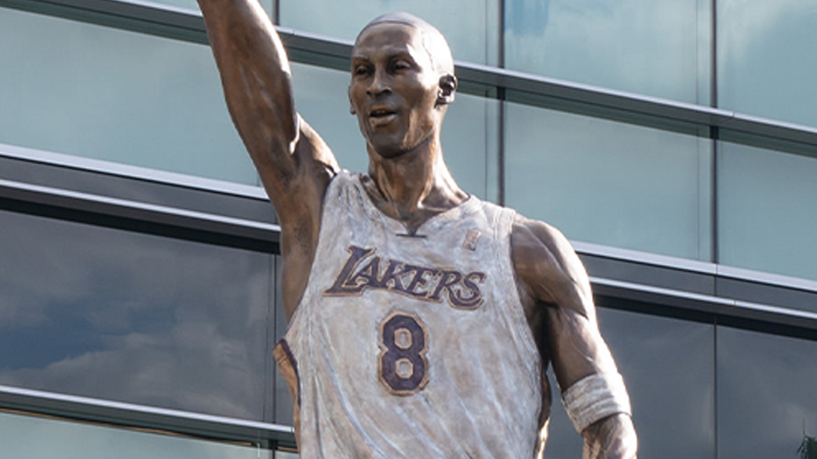 Lakers' Kobe Bryant Statue Features Multiple Spelling Errors