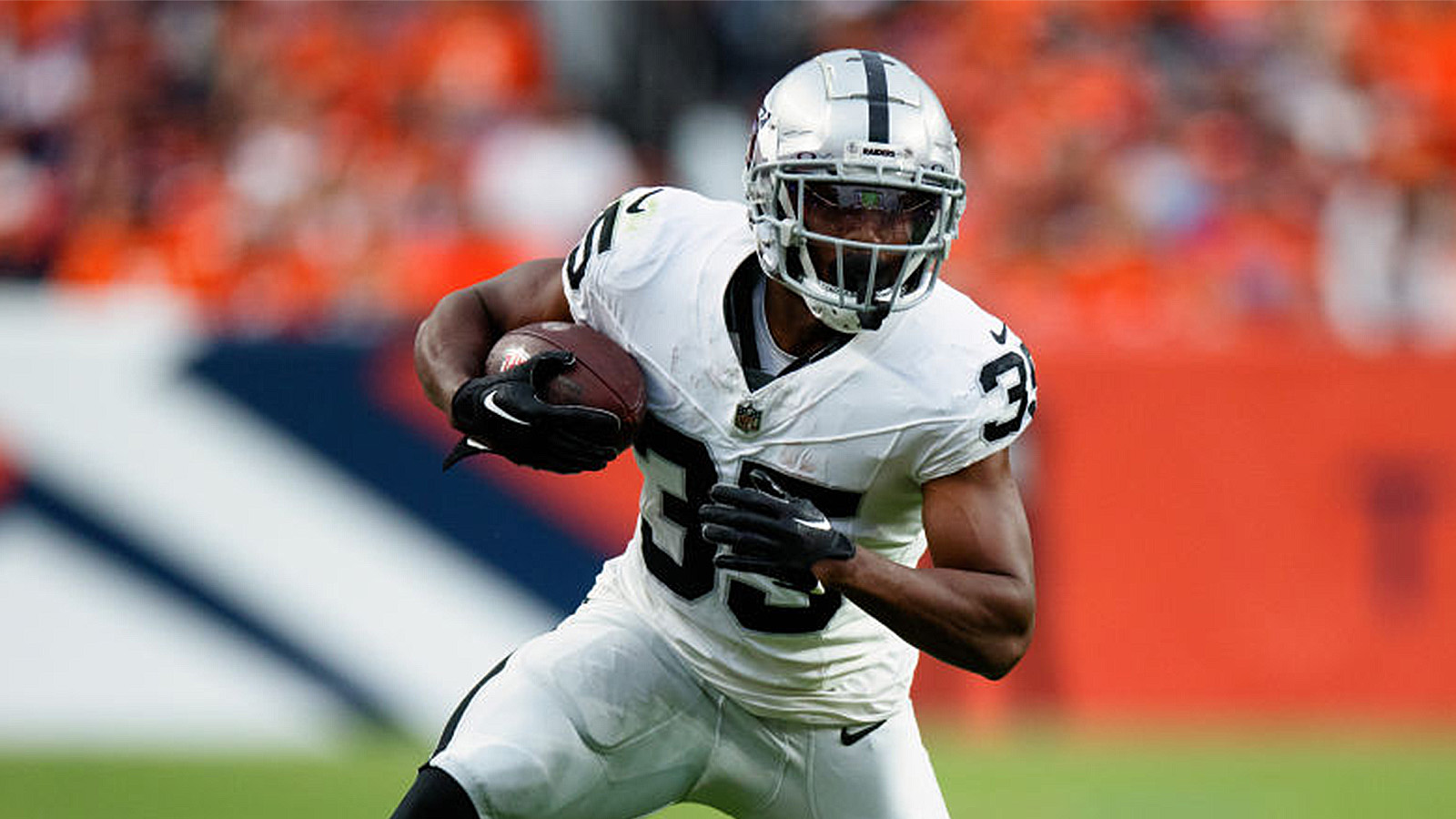 Raiders RB1 Zamir White Is Built Like The Hulk After Throwing Hay