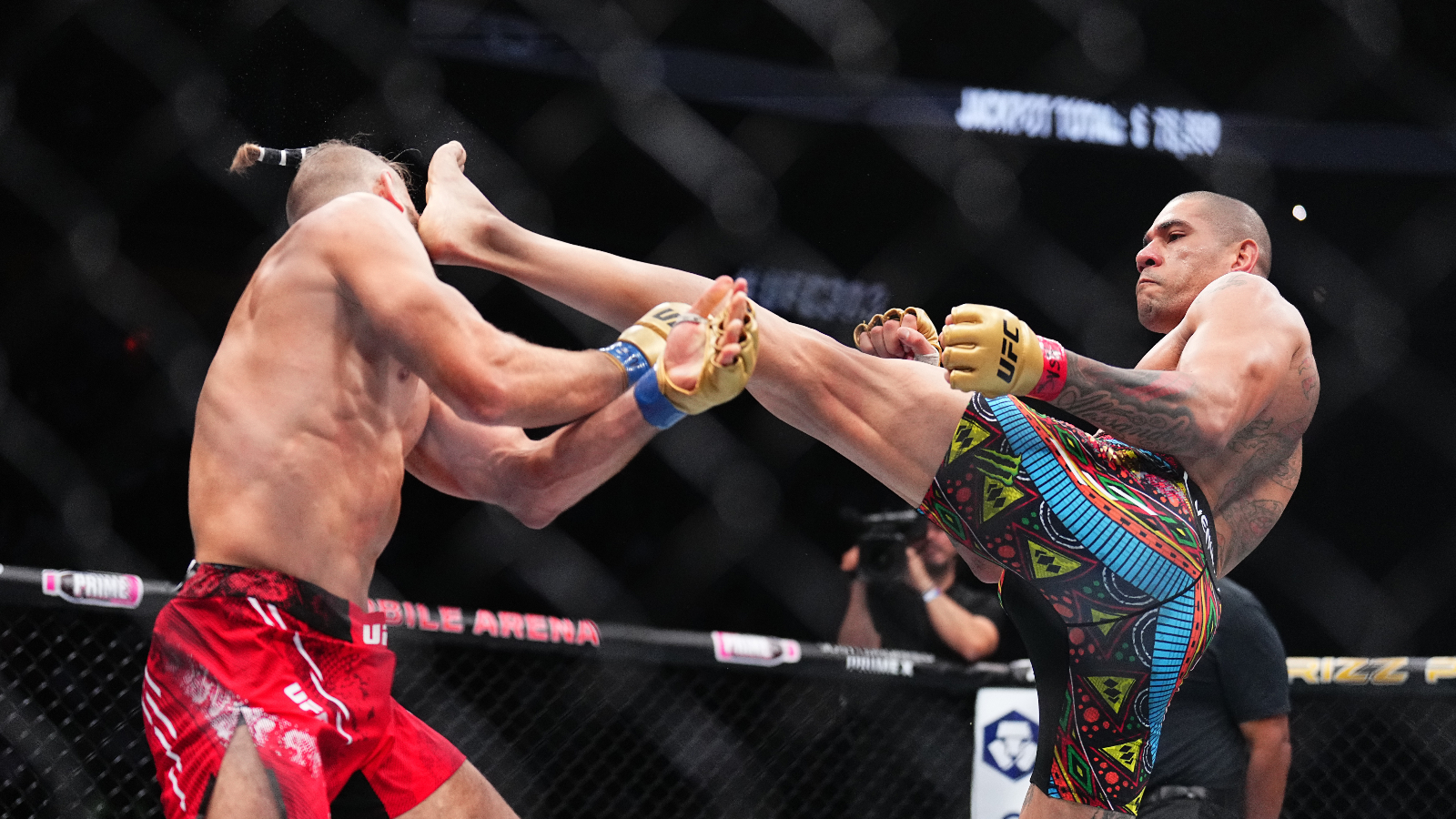 Last Kickboxer To Beat Alex Pereira Challenges Him To UFC Fight