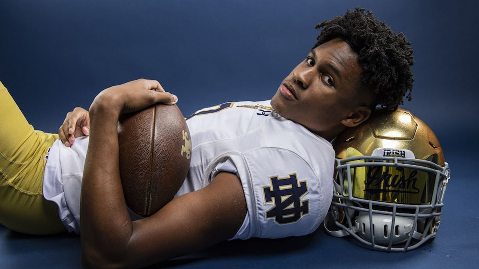 4-Star QB Recruit Wears Perplexing Towels To Play Mind Games