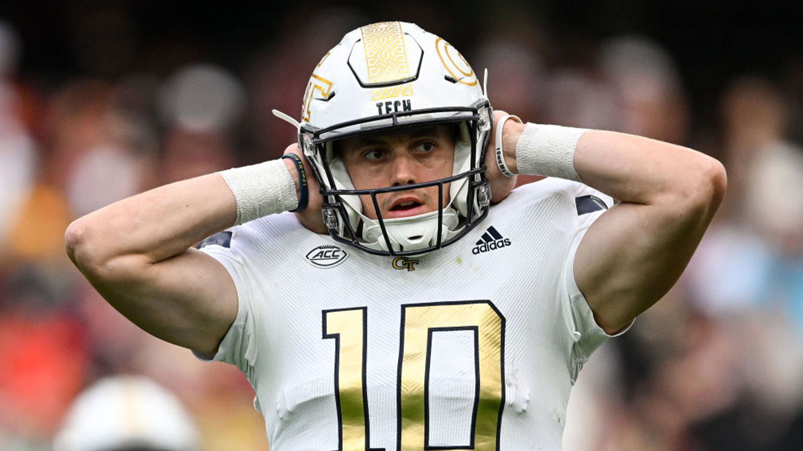 College Football's Helmet Communication System Is Total Chaos