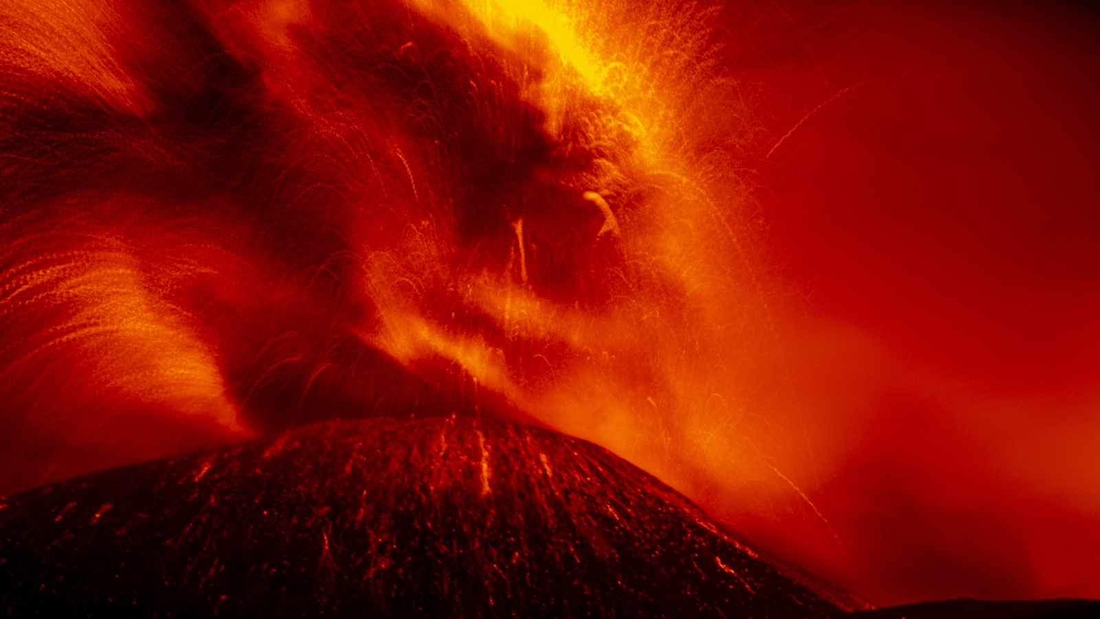 Stunning New Footage Of Mount Etna Spewing Lava Like Mt Doom