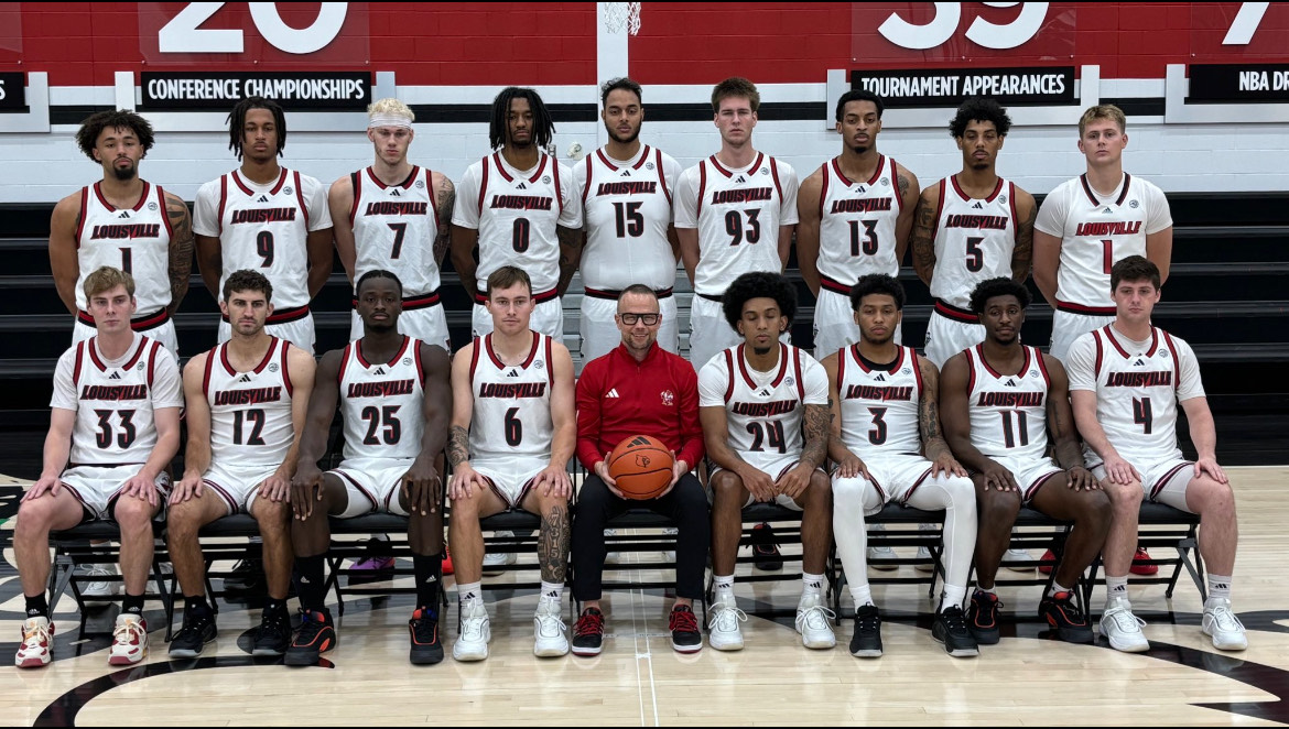 Unserious Louisville Basketball Team Photo Is Giving Off JV Vibes