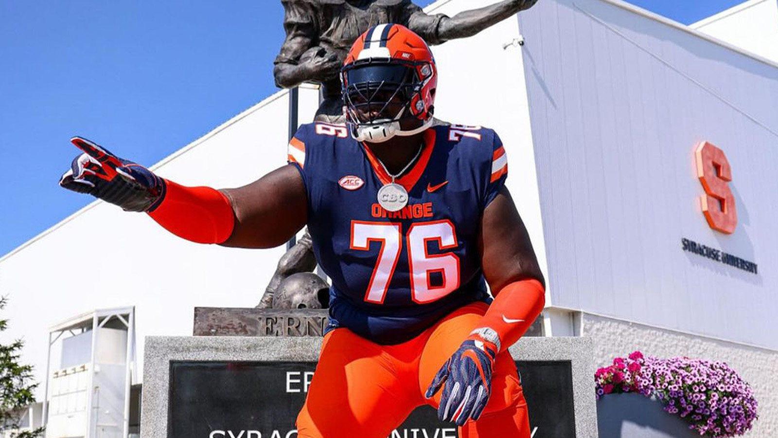 6'8, 380lb (!!) High School OL Wrecks Four Players AT SAME TIME