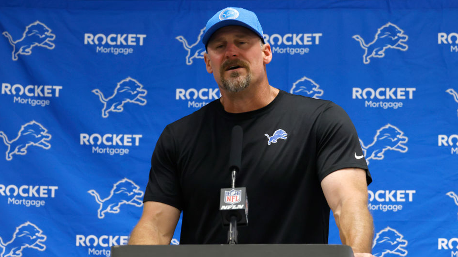 Detroit Lions' Absurdly Big Podium Makes Dan Campbell Look Tiny