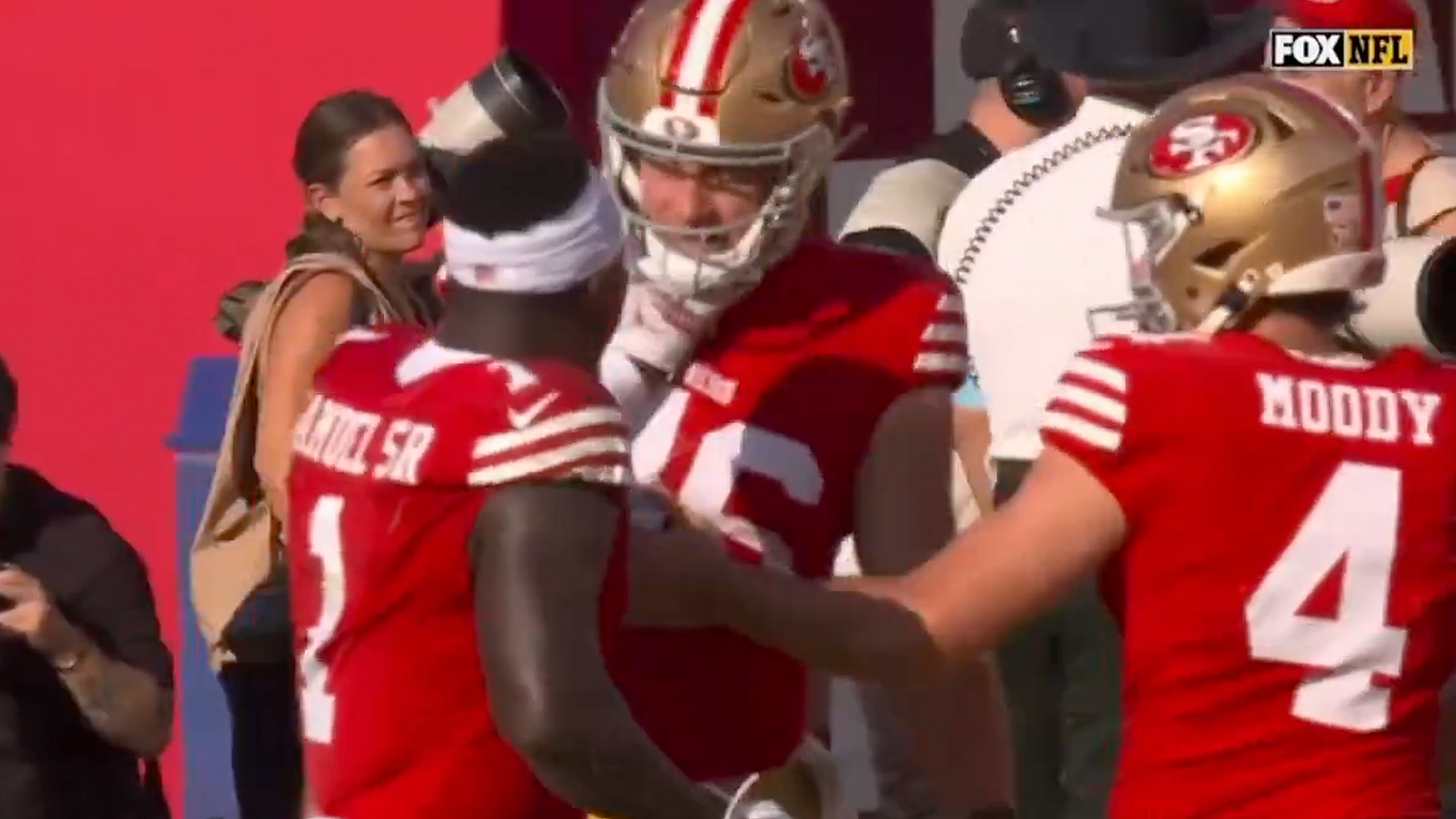 Deebo Samuel Attacks Teammate's Throat During Sideline Fight