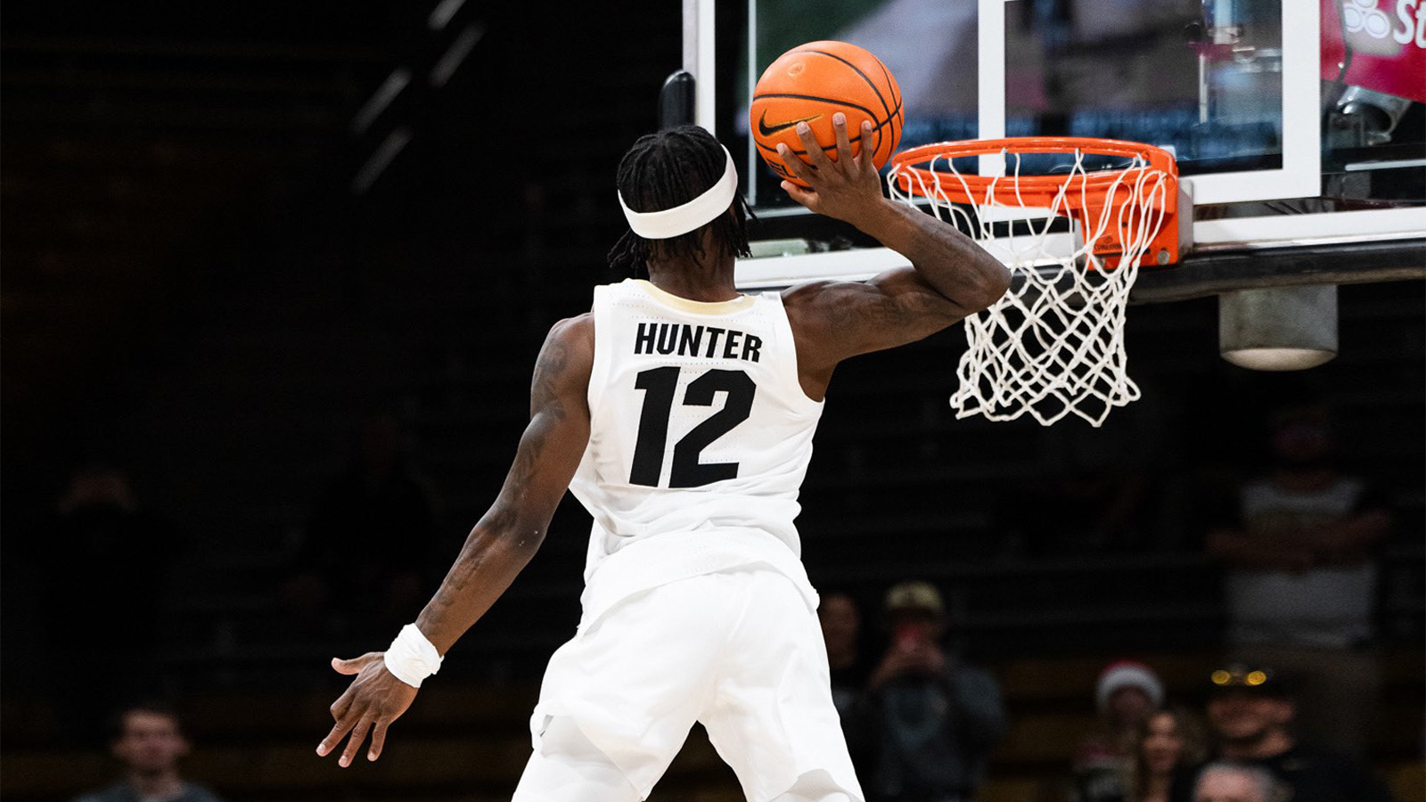 Travis Hunter Shows Off His Insane Bounce With Epic Dunk Show