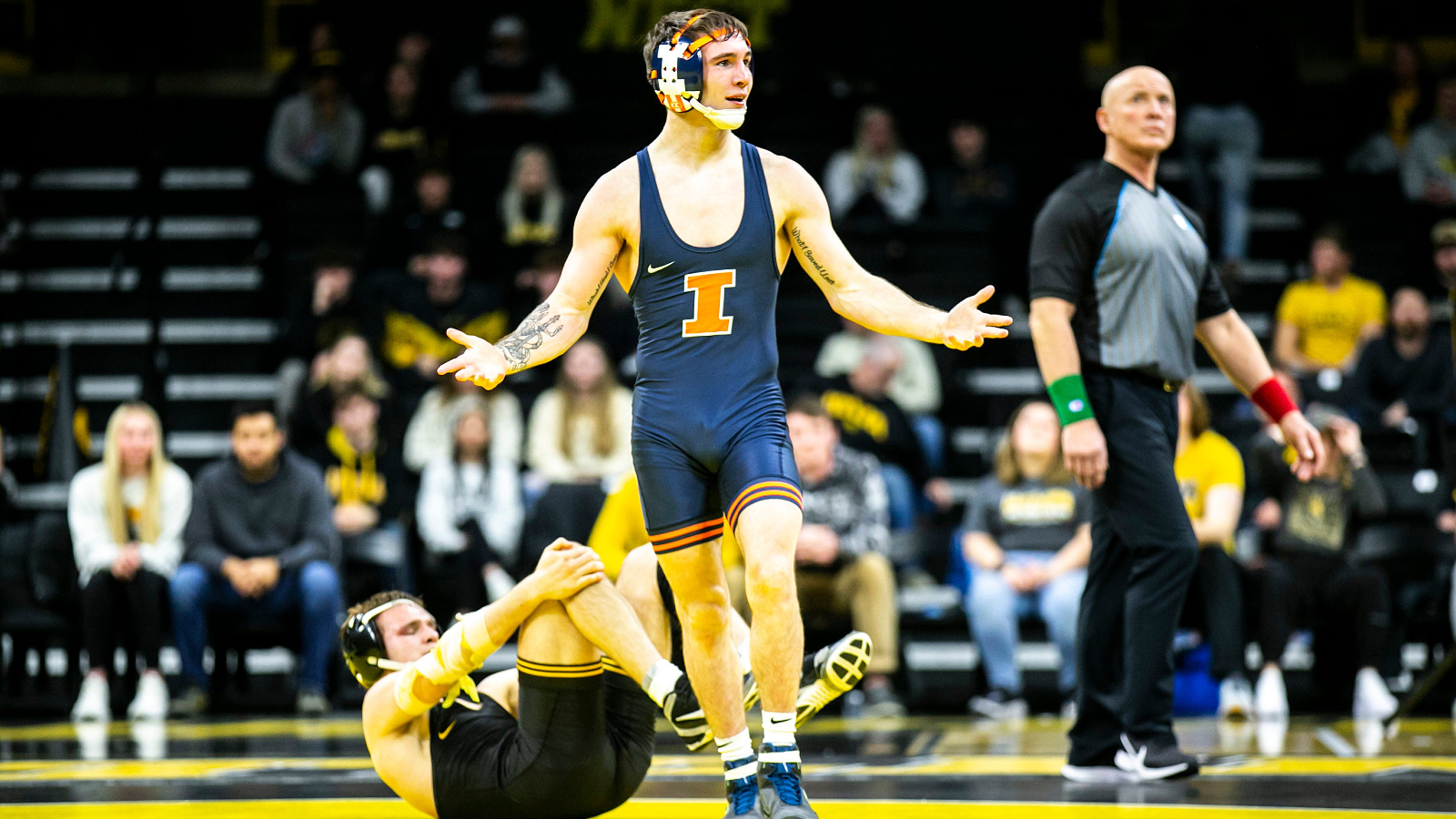 5'6 Star Illinois Wrestler Goes Viral With 6'2 Volleyball Player Girlfriend