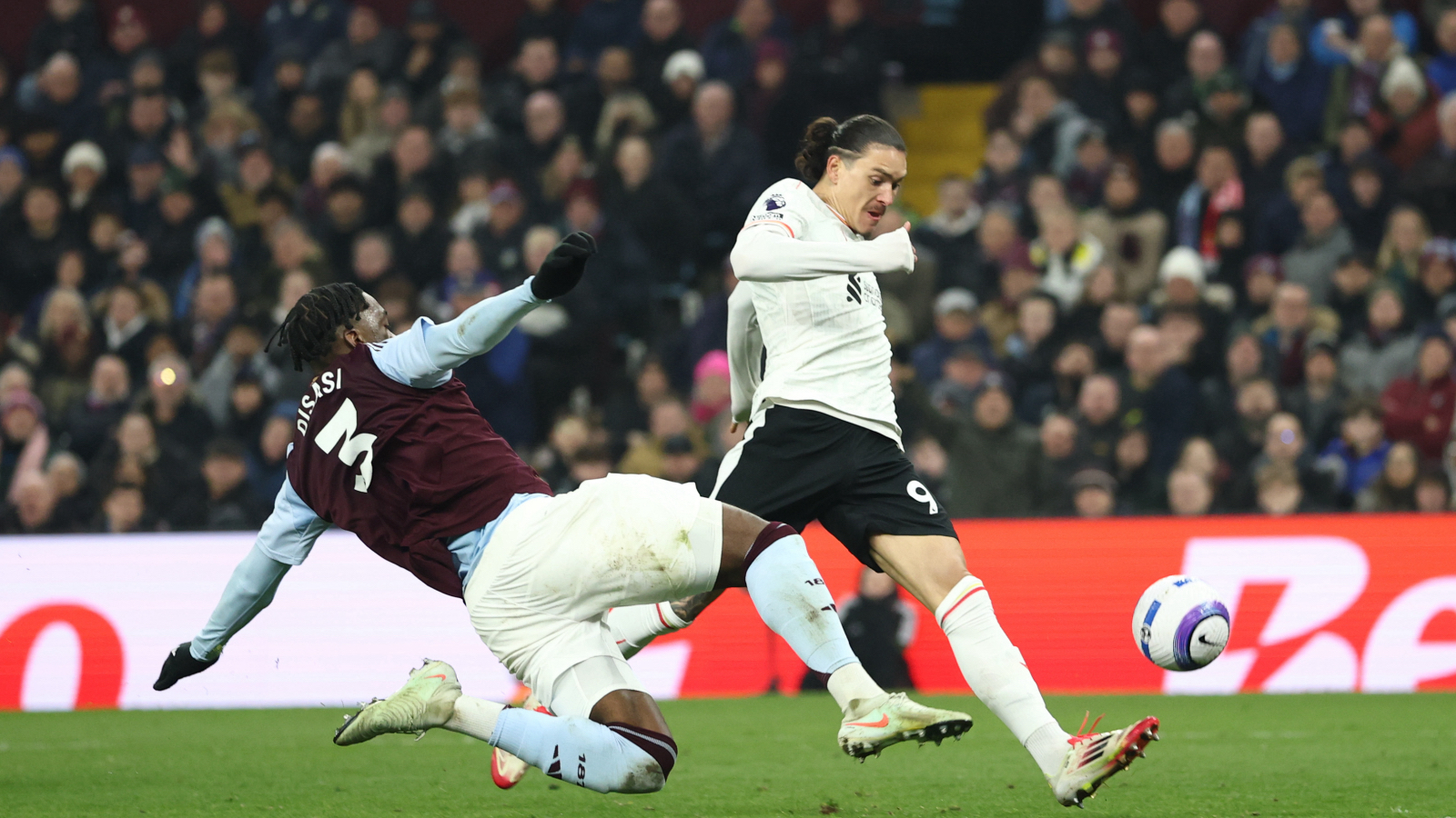 Liverpool's Darwin Nunez Has Shockingly Bad Miss