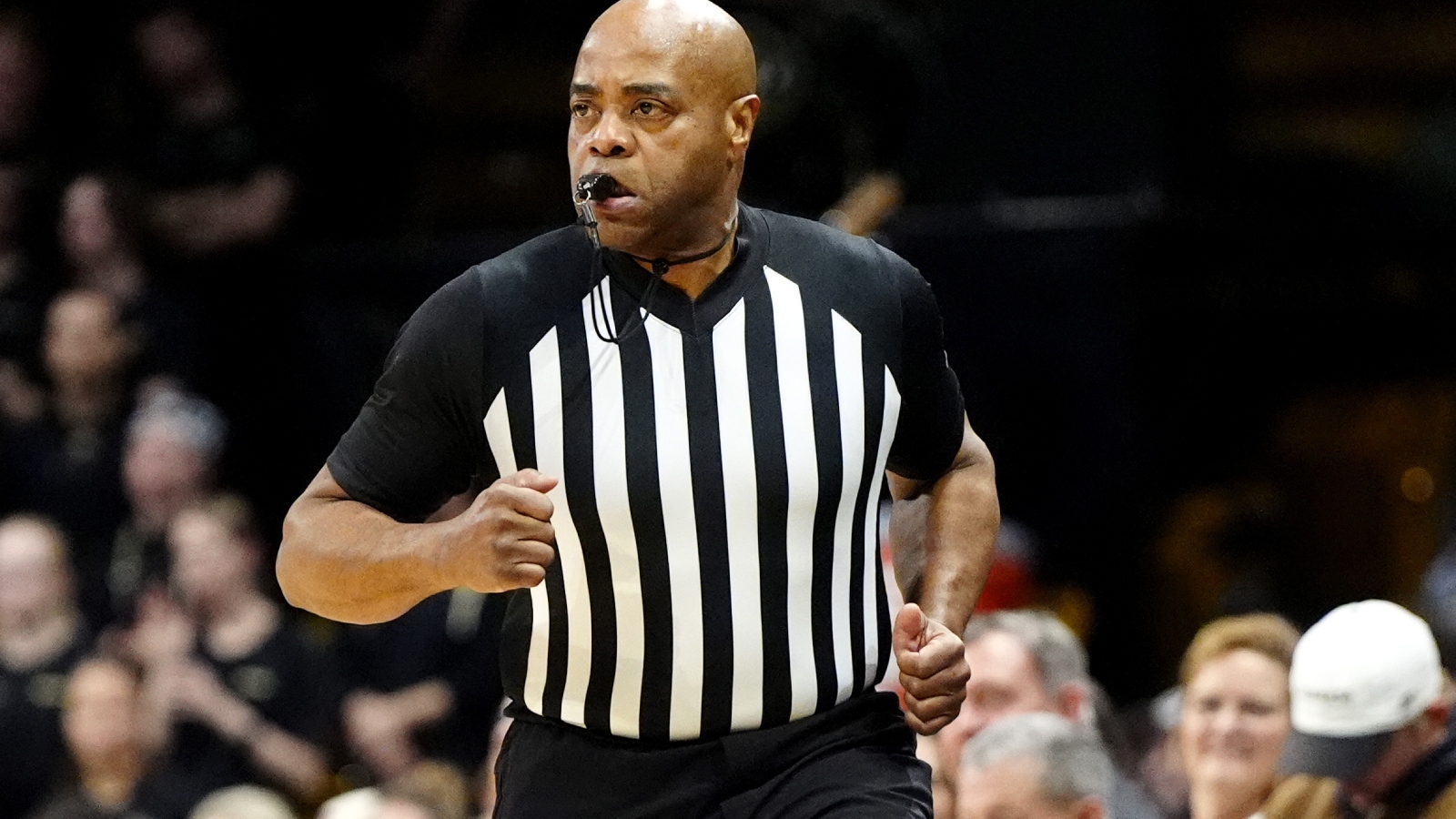 College Basketball Ref Jeffrey Anderson Causes Chaos Vs. Illinois
