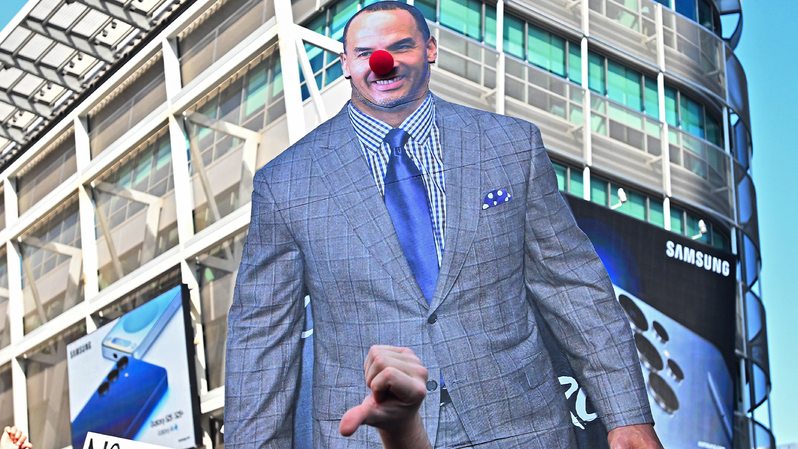 Mavericks Fan Ejected After Mouthing "Fire Nico" On Jumbotron