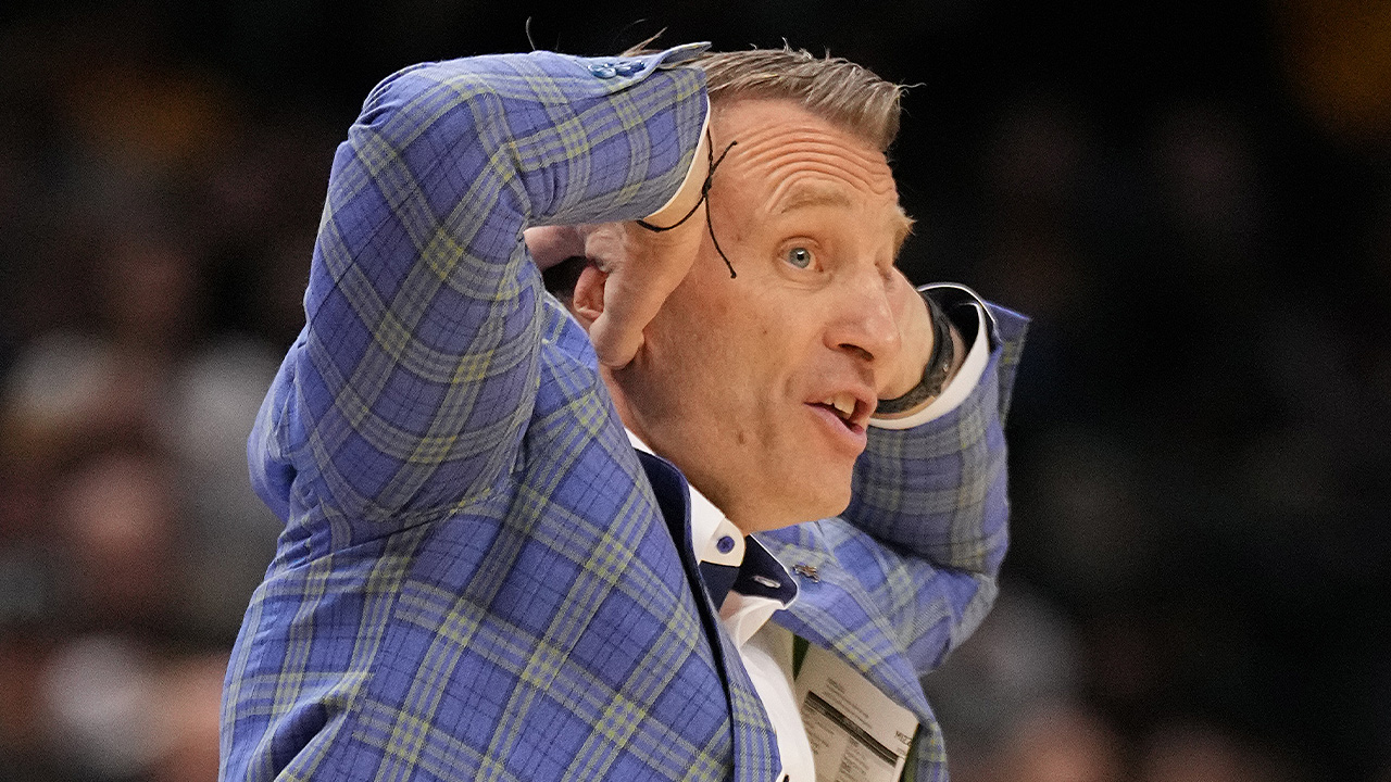 Nate Oats's Clipboard Flew 22+ Feet From His Angry Hulk Smash