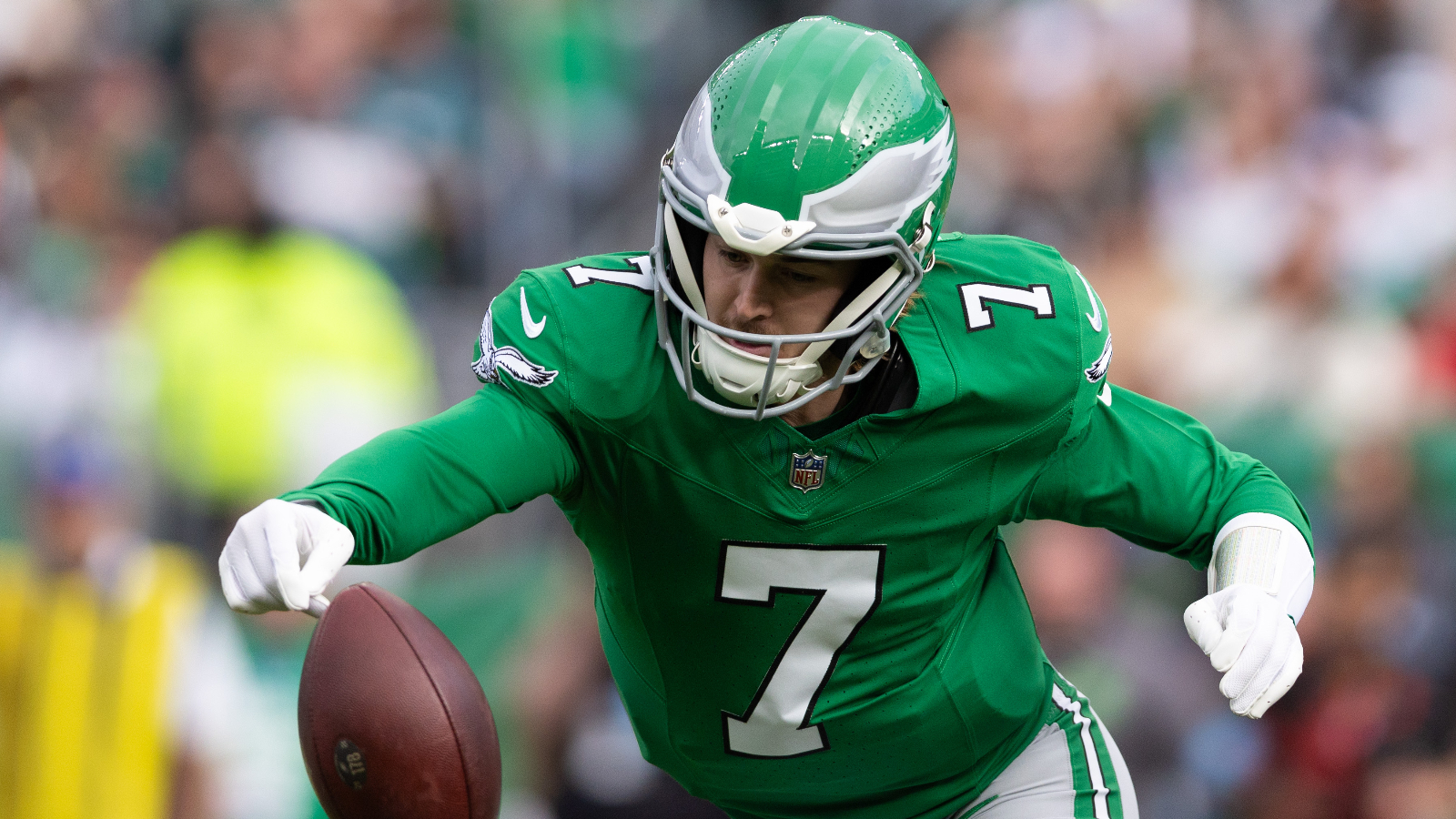 Joe Flacco Made Kenny Pickett's Tiny Hands Look Even Smaller