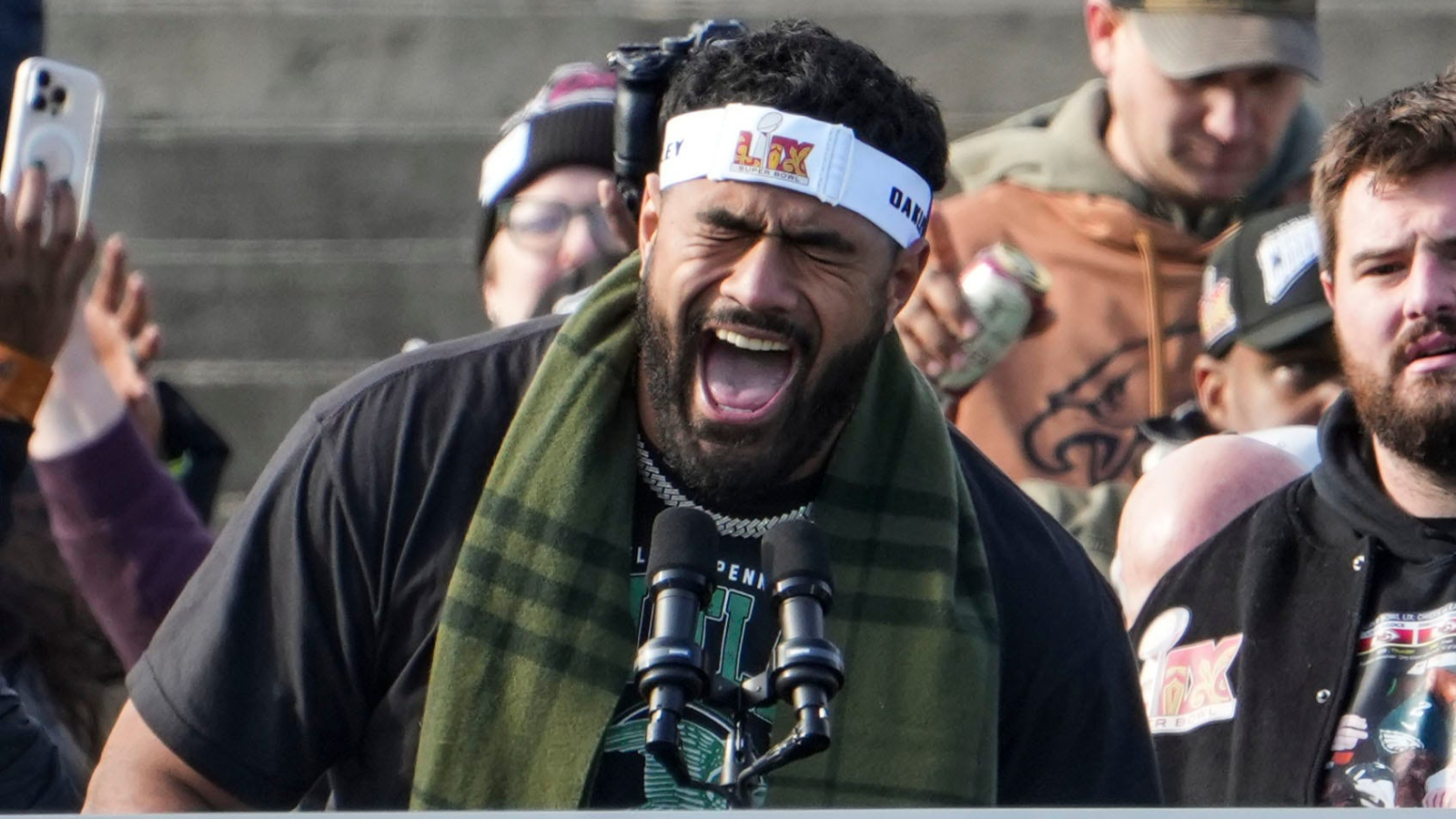 Eagles Star Jordan Mailata Stuns Chris Stapleton W/ Voice