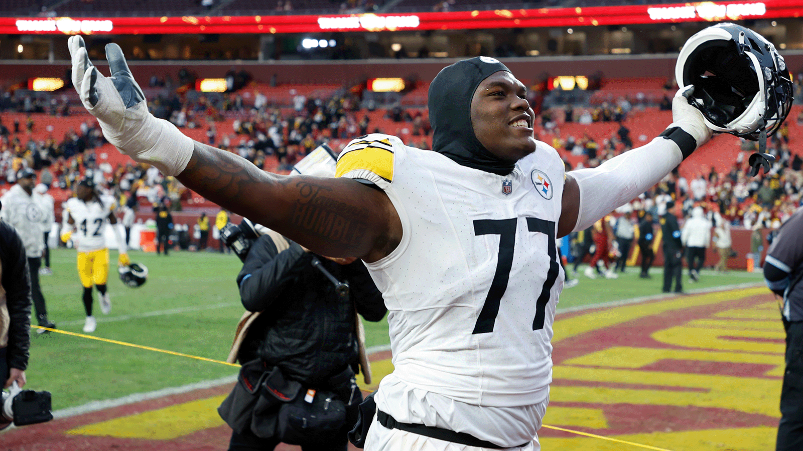 NFL Offensive Lineman Lost 20+ Pounds Just So He Can Get Fat
