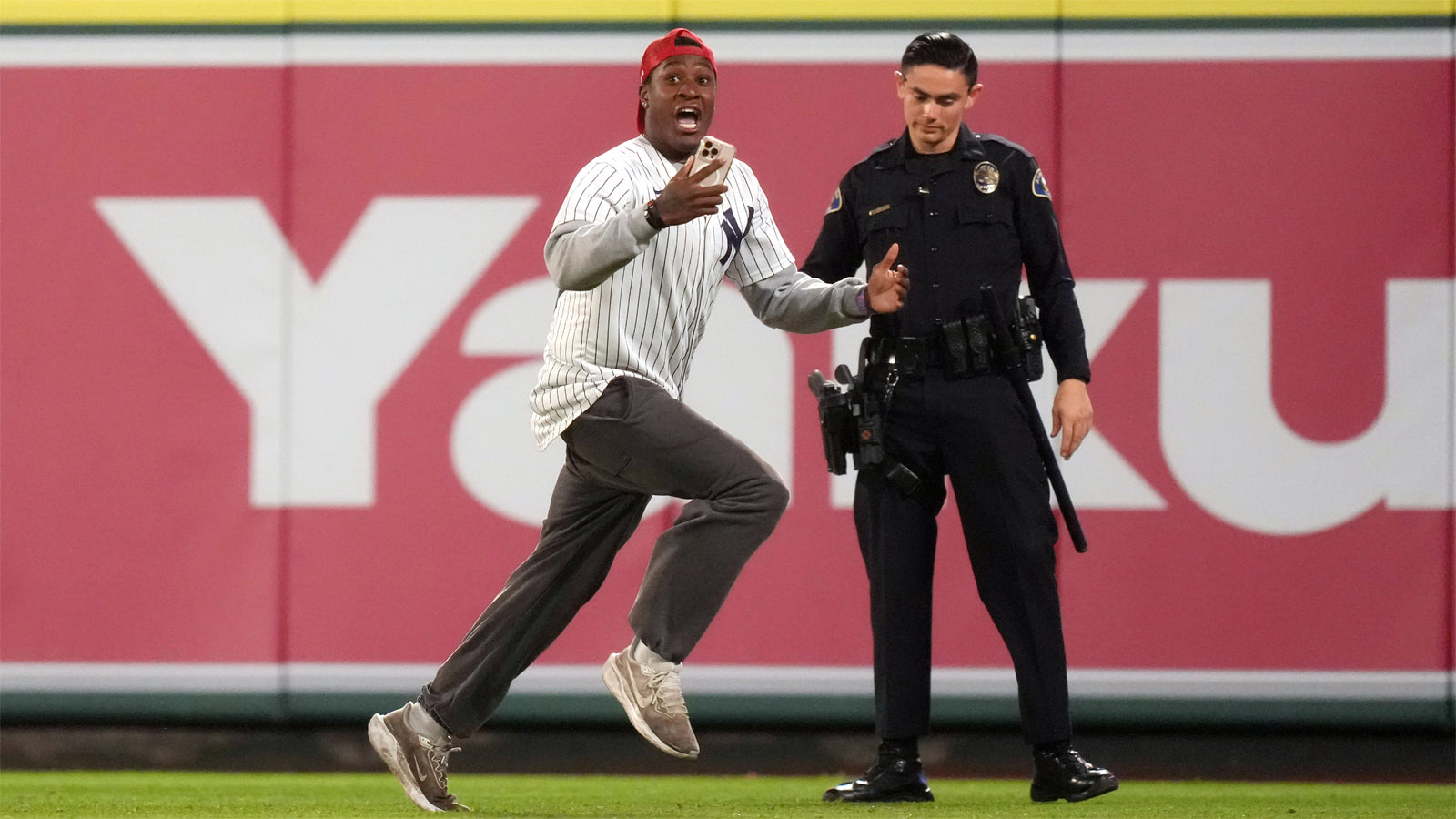 Yankees Fan Who Ran Onto Field Caught And Tackled By Security