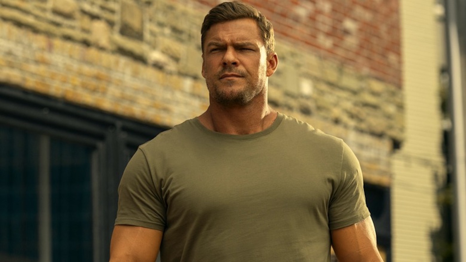 Human Forklift Alan Ritchson Spotted In Stands At Chicago Cubs Game ...